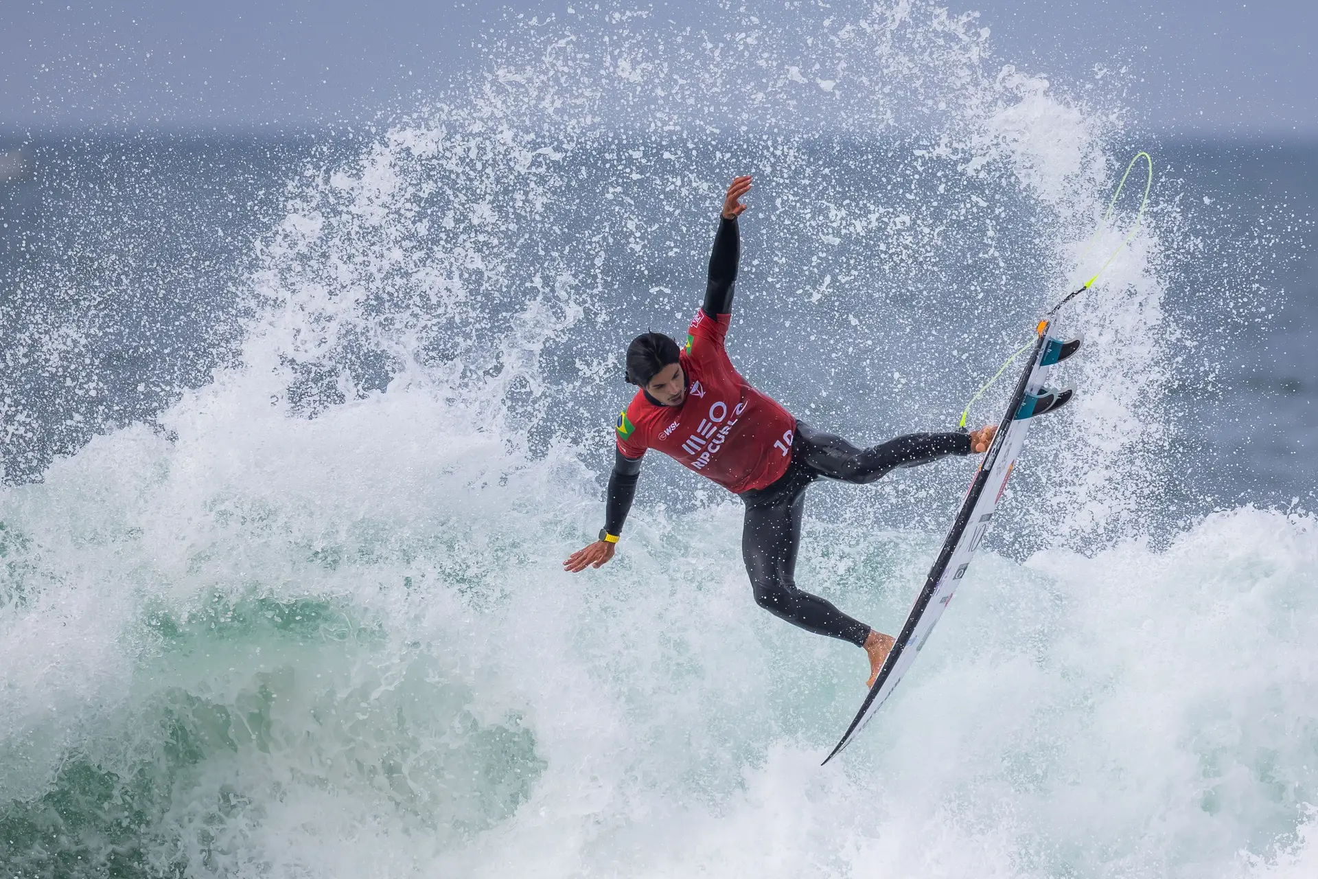 Gabriel Medina, Ethan Ewing e irmãos Colapinto nas meias-finais em Peniche - SIC Notícias