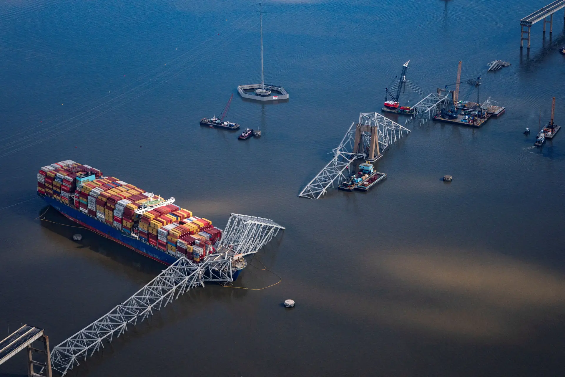 Imagens aéreas mostram cenário de destruição na ponte de Baltimore ...