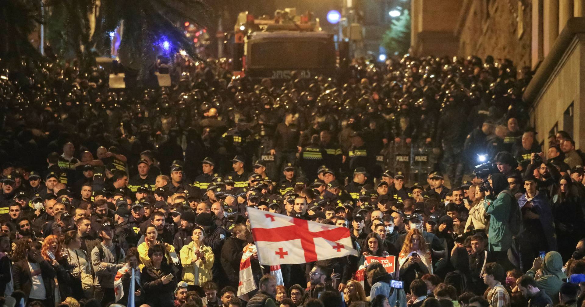 Polémico projeto de lei leva milhares às ruas da Geórgia em protesto ...