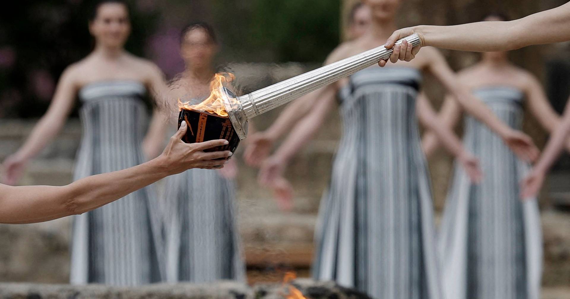 Paris 2024: tocha olímpica acesa em Atenas - SIC Notícias