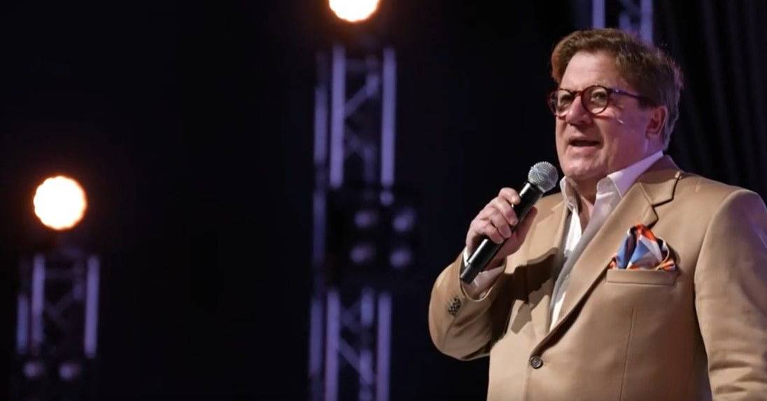 Herman José sofre queda aparatosa antes de espetáculo e atua de cadeira ...