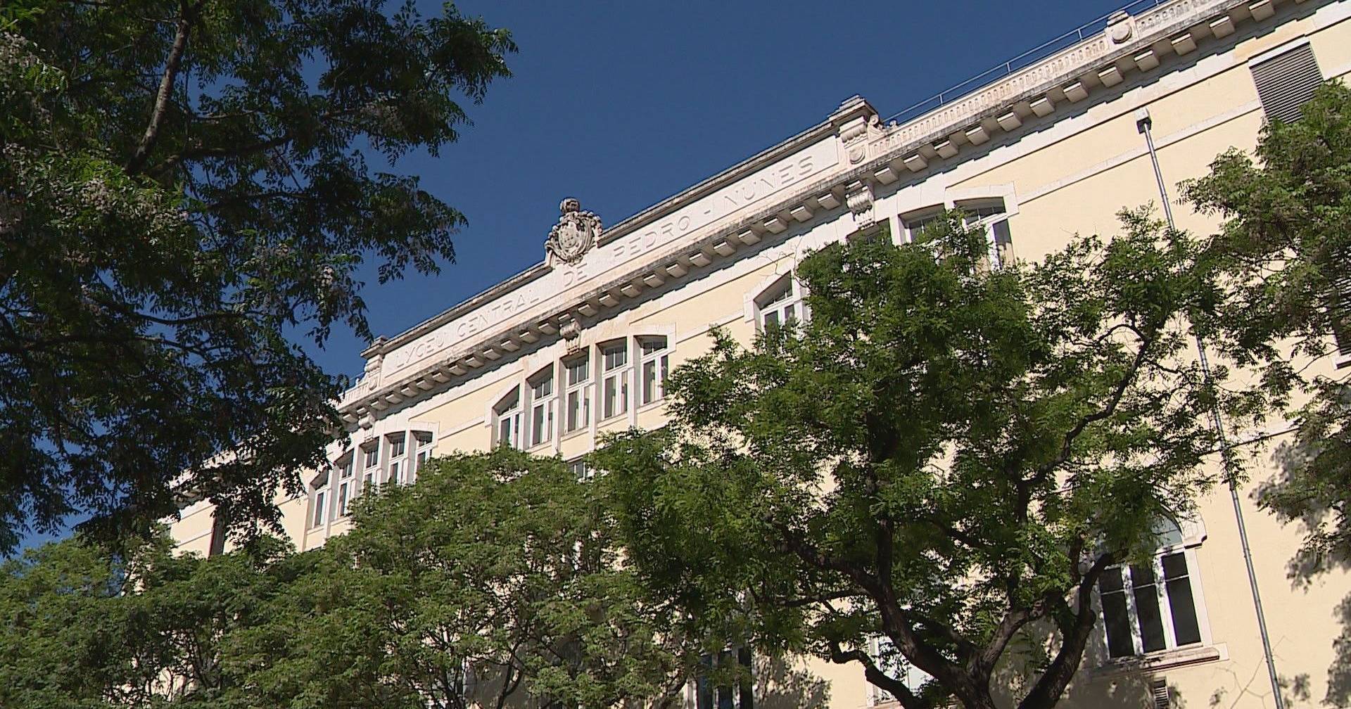 Liceu Pedro Nunes, em Lisboa, proíbe decote excessivos, calções curtos ...