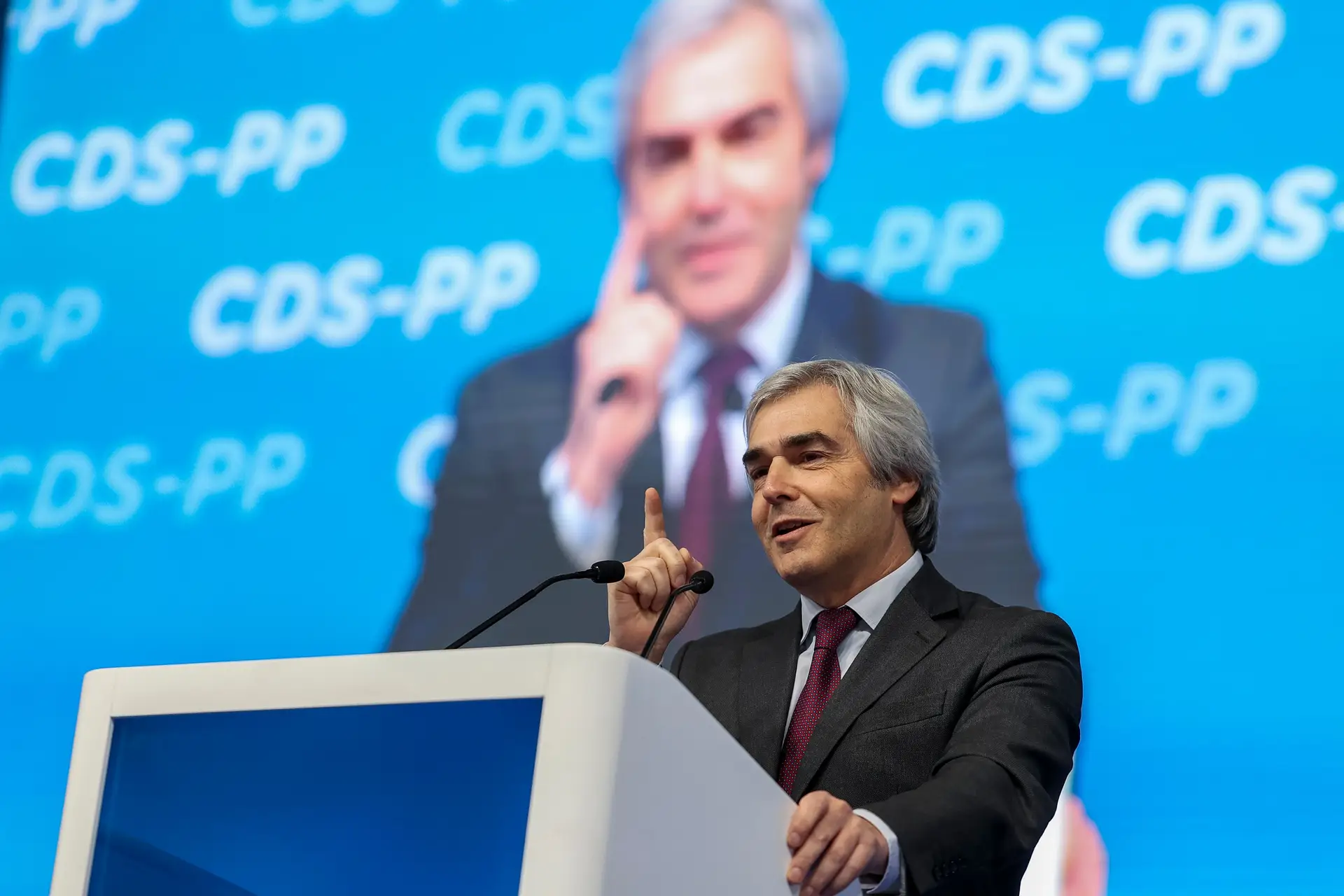 Nuno Melo precisa de vestir "o fato da função que agora está a exercer ...