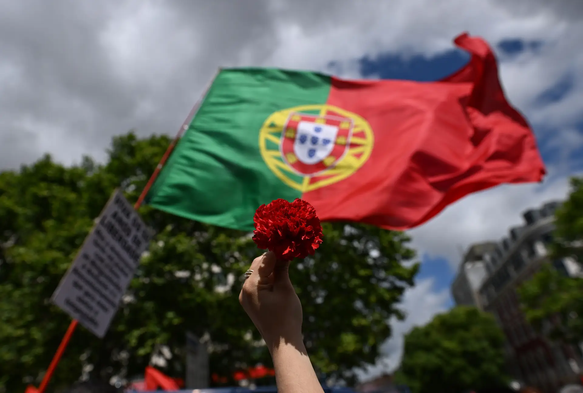 Cumpriu-se Abril: milhares festejaram a liberdade por todo o país - SIC ...