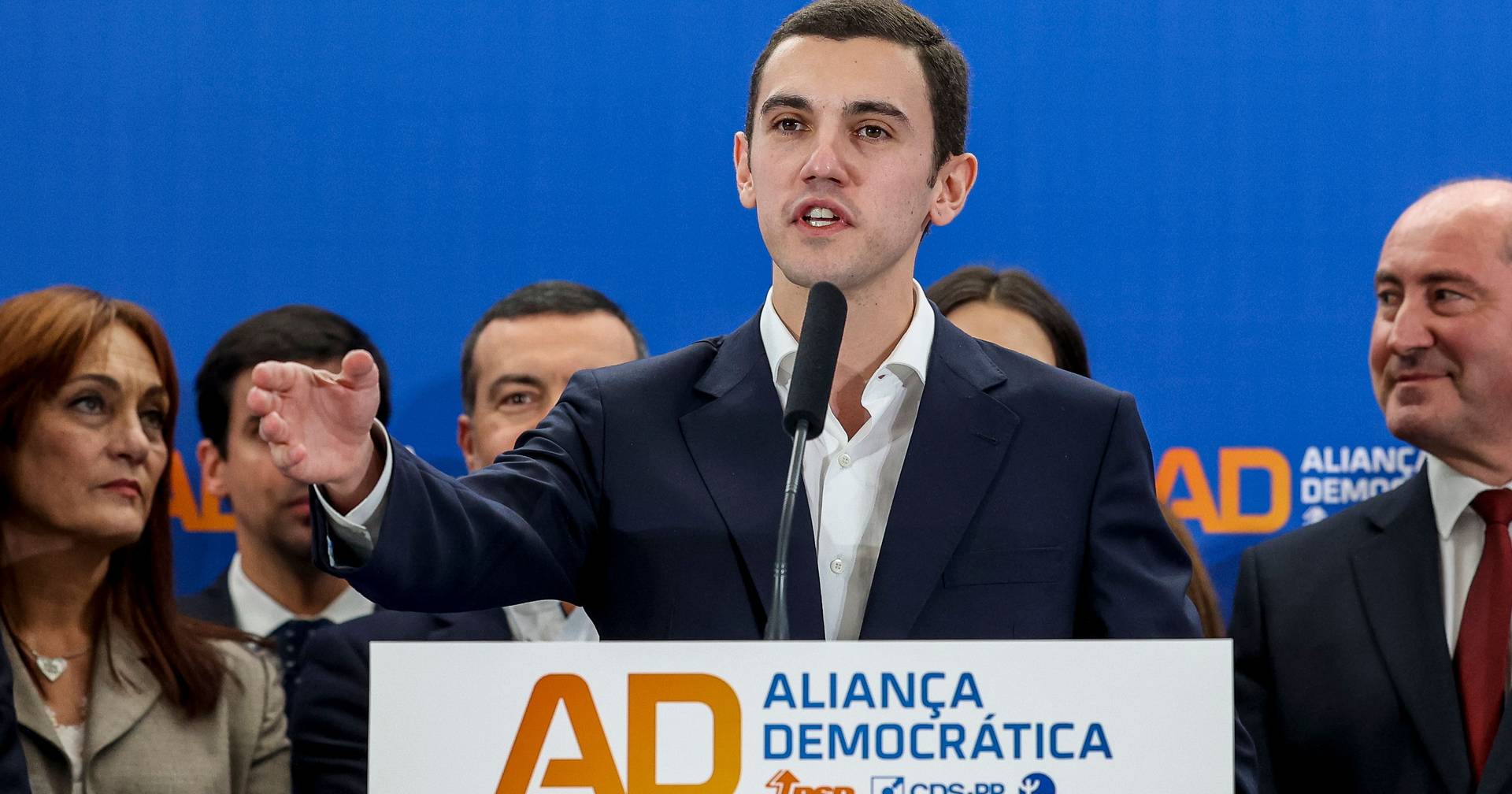 Bugalho quer "imigração legal levada a sério" e habitação na Carta dos ...
