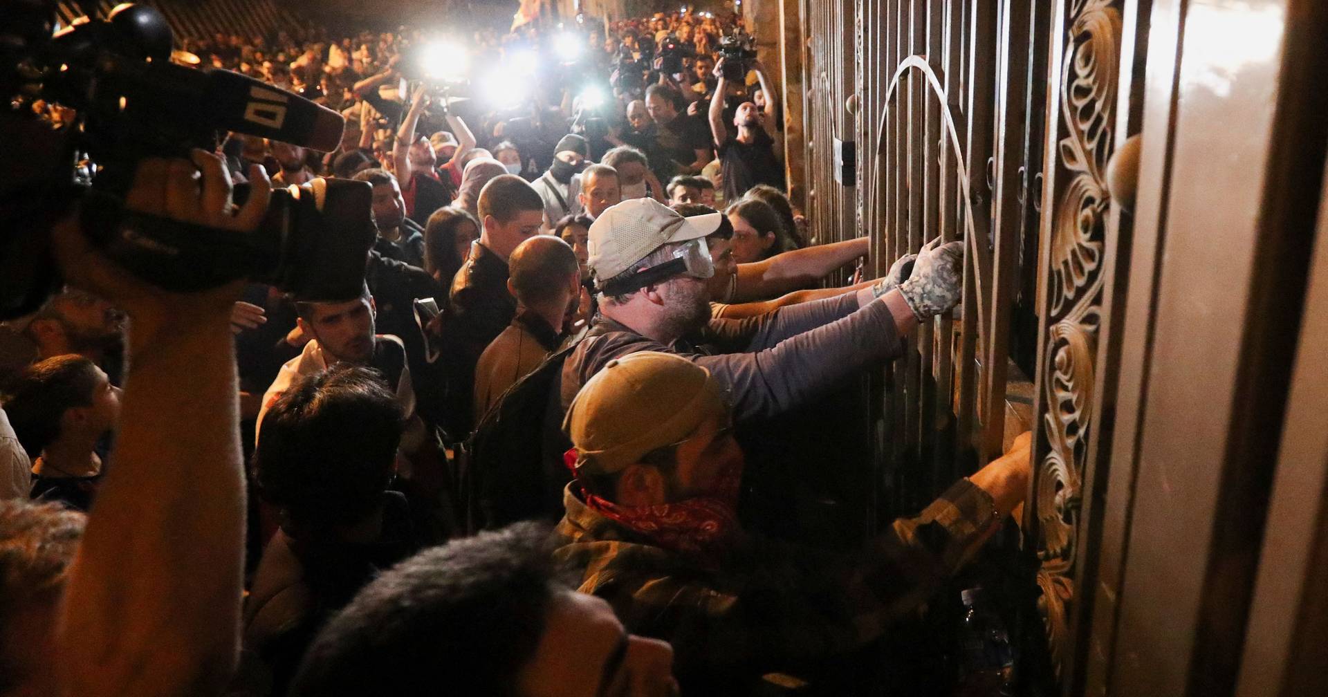 Geórgia a ferro e fogo contra "lei russa" que aproxima país do Kremlin ...