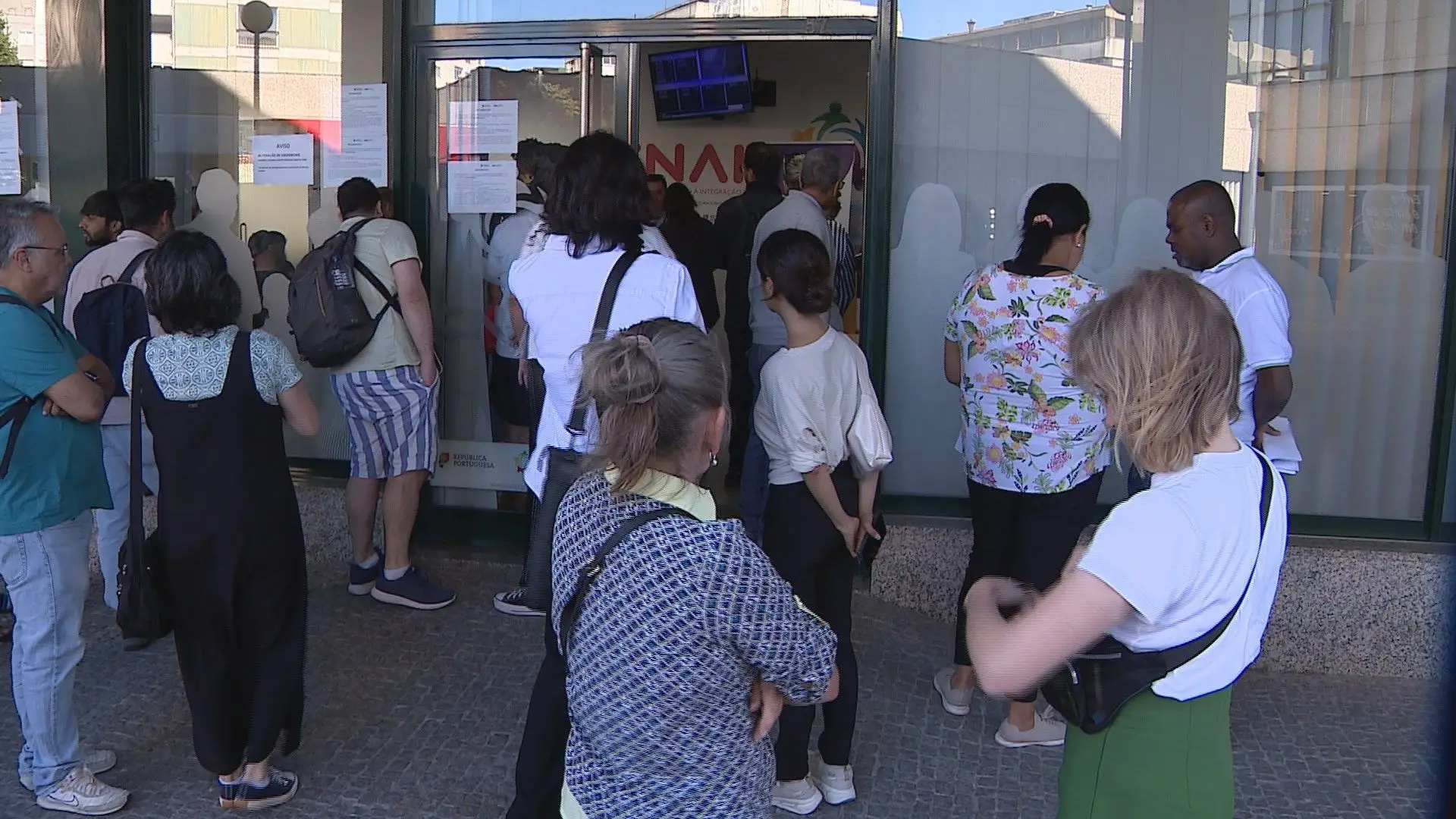 Filas e processos pendentes mantêm-se na AIMA, cenário repete-se em ...