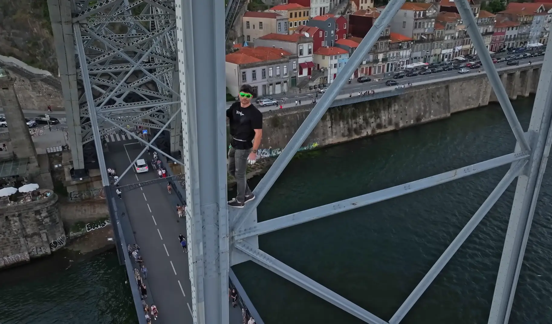 Polaco escala Ponte D. Luís I sem cordas nem equipamento de segurança ...