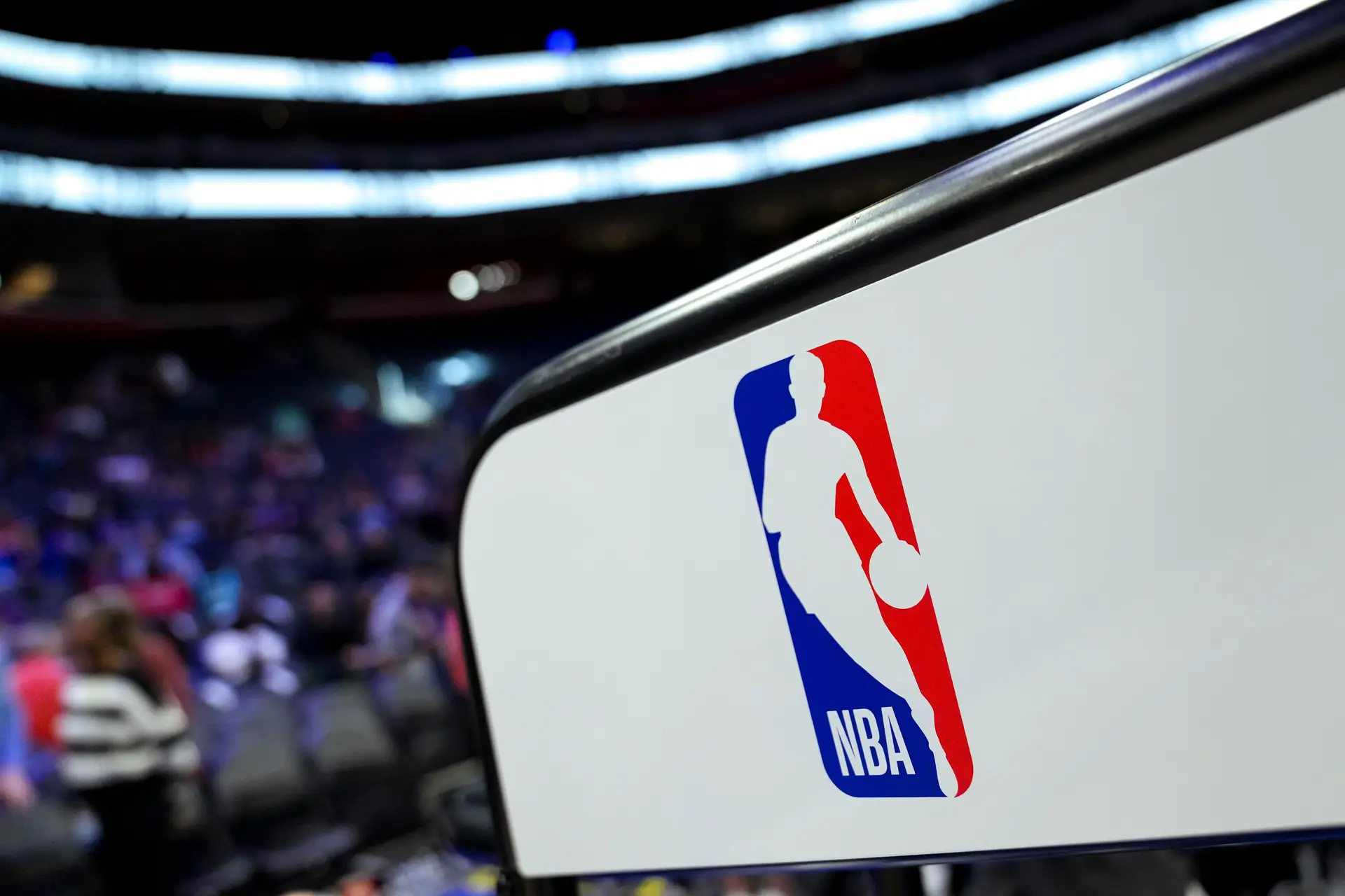 Morreu Jerry West, o basquetebolista que se tornou o logótipo da NBA ...