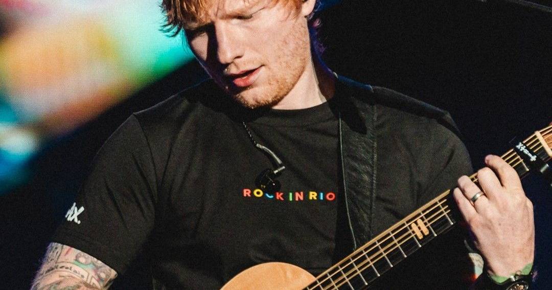 Com apenas uma guitarra e um pedal de loop, Ed Sheeran (en)cantou no ...