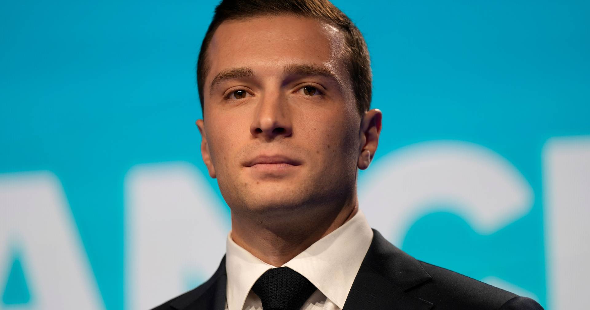 Jordan Bardella, de neto da imigração a figura proeminente da extrema ...