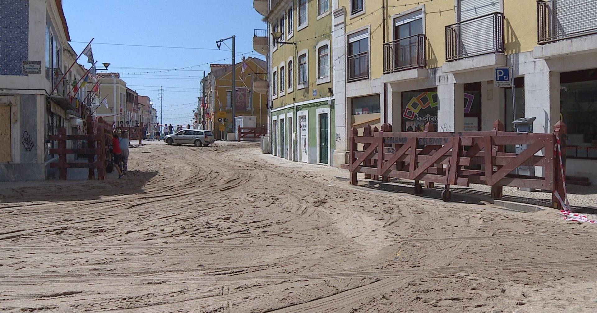 Esperadas mais de 300 mil pessoas nas Festas do Colete Encarnado, em ...