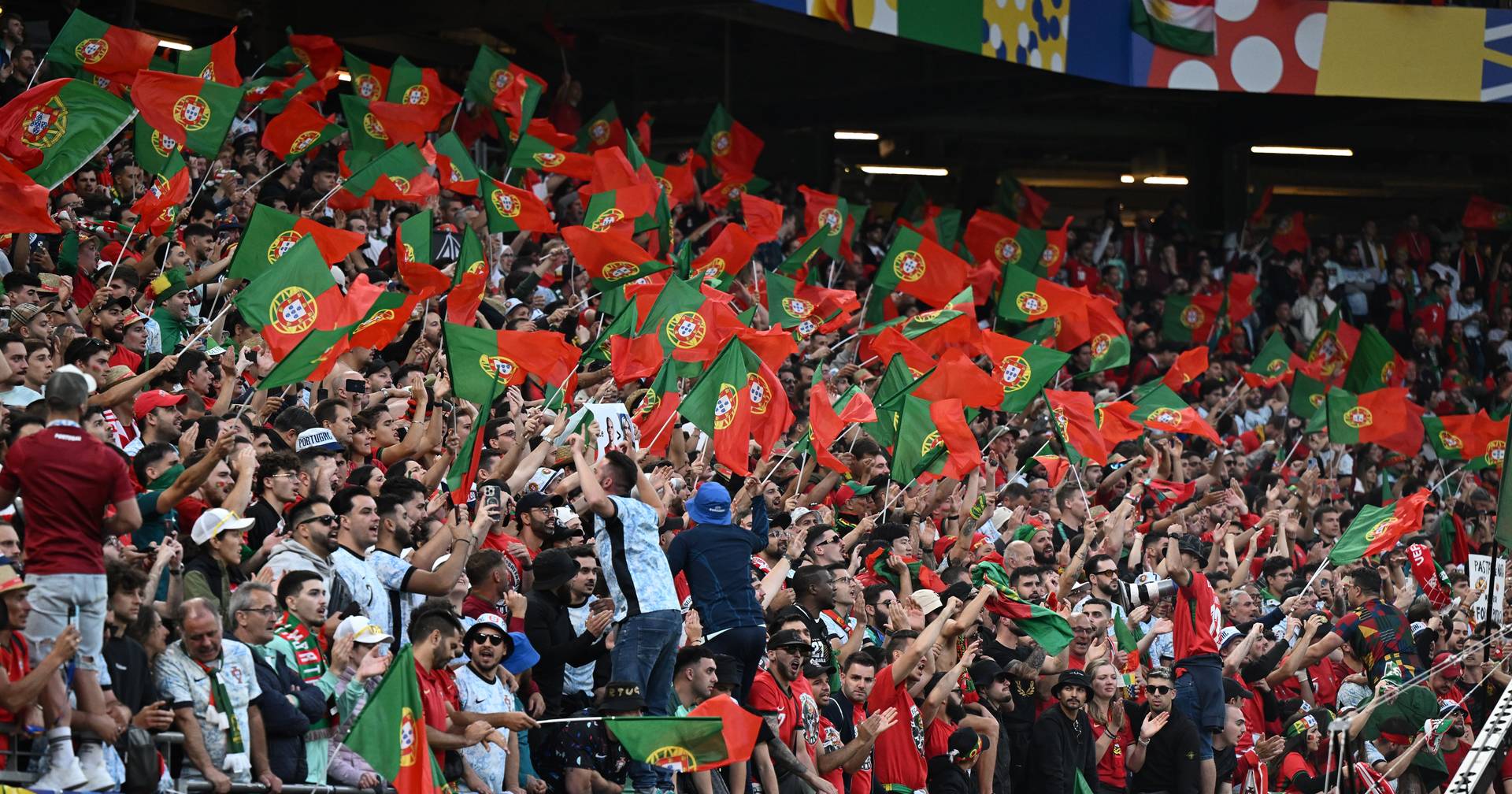 Seleção Nacional recebida em euforia à chegada a Portugal - SIC Notícias