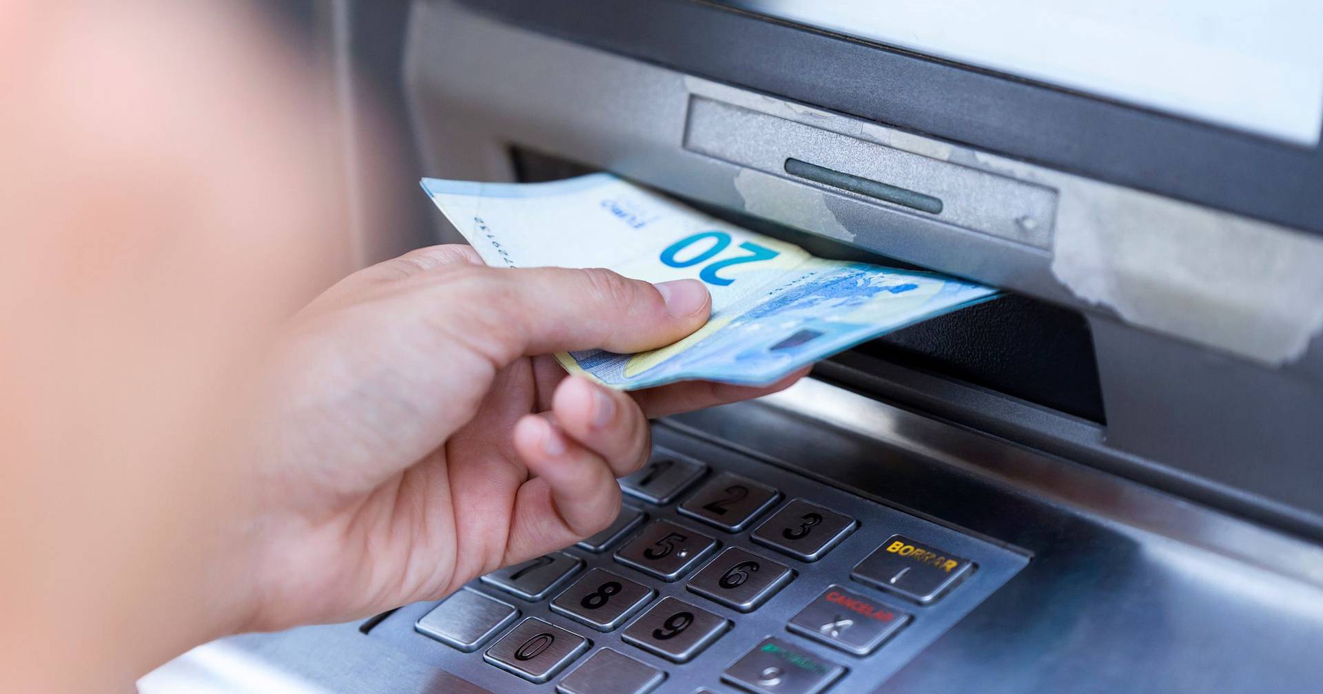 Há "mais de mil freguesias, quase um terço", sem acesso a multibanco ...