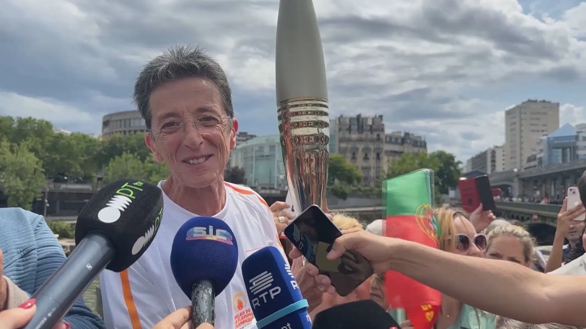 Rosa Mota transporta Chama Olímpica em Paris e dedica momento aos ...