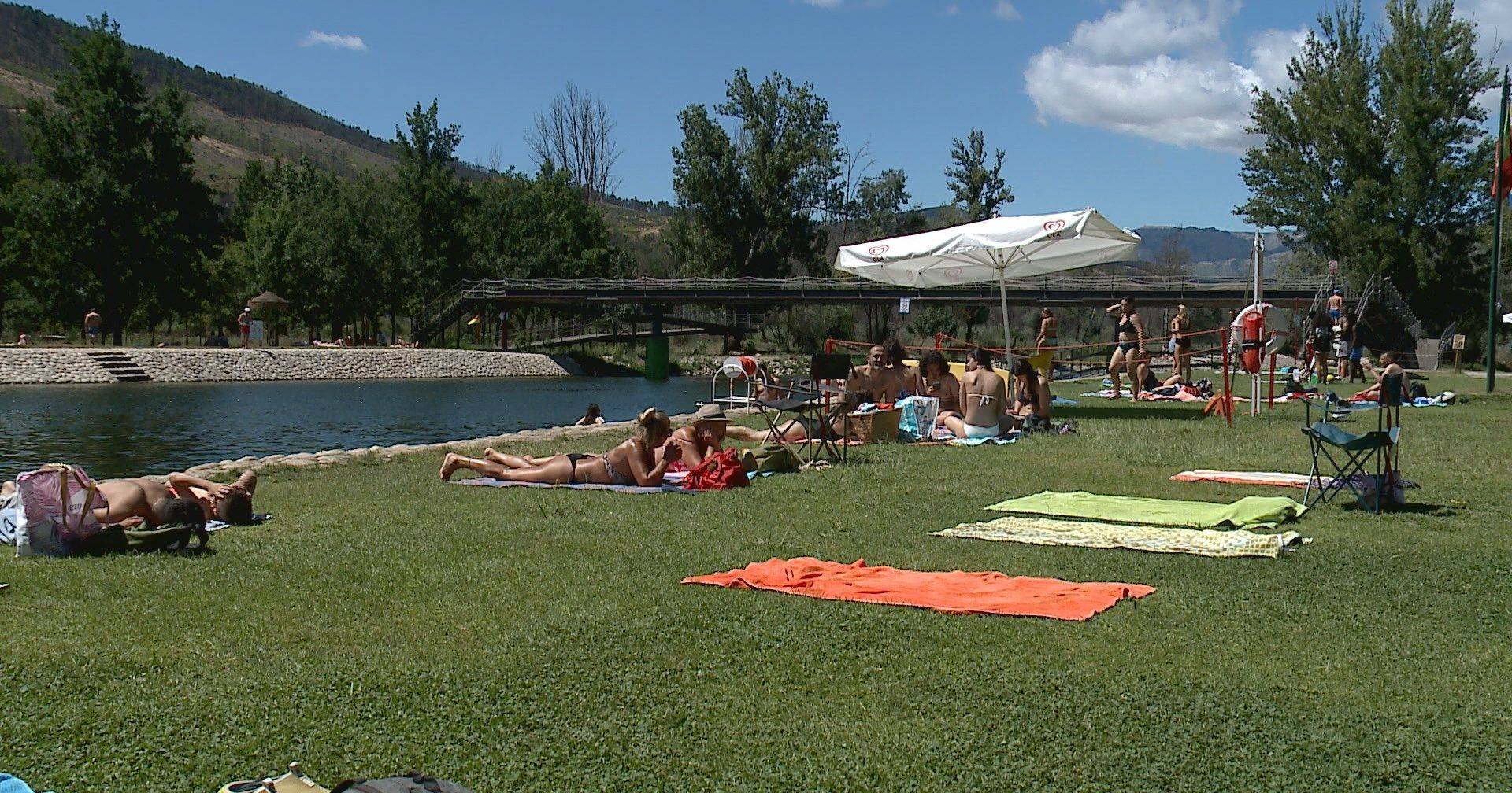 Praia fluvial de Valhelhas é a opção de muitos nas férias de verão ...