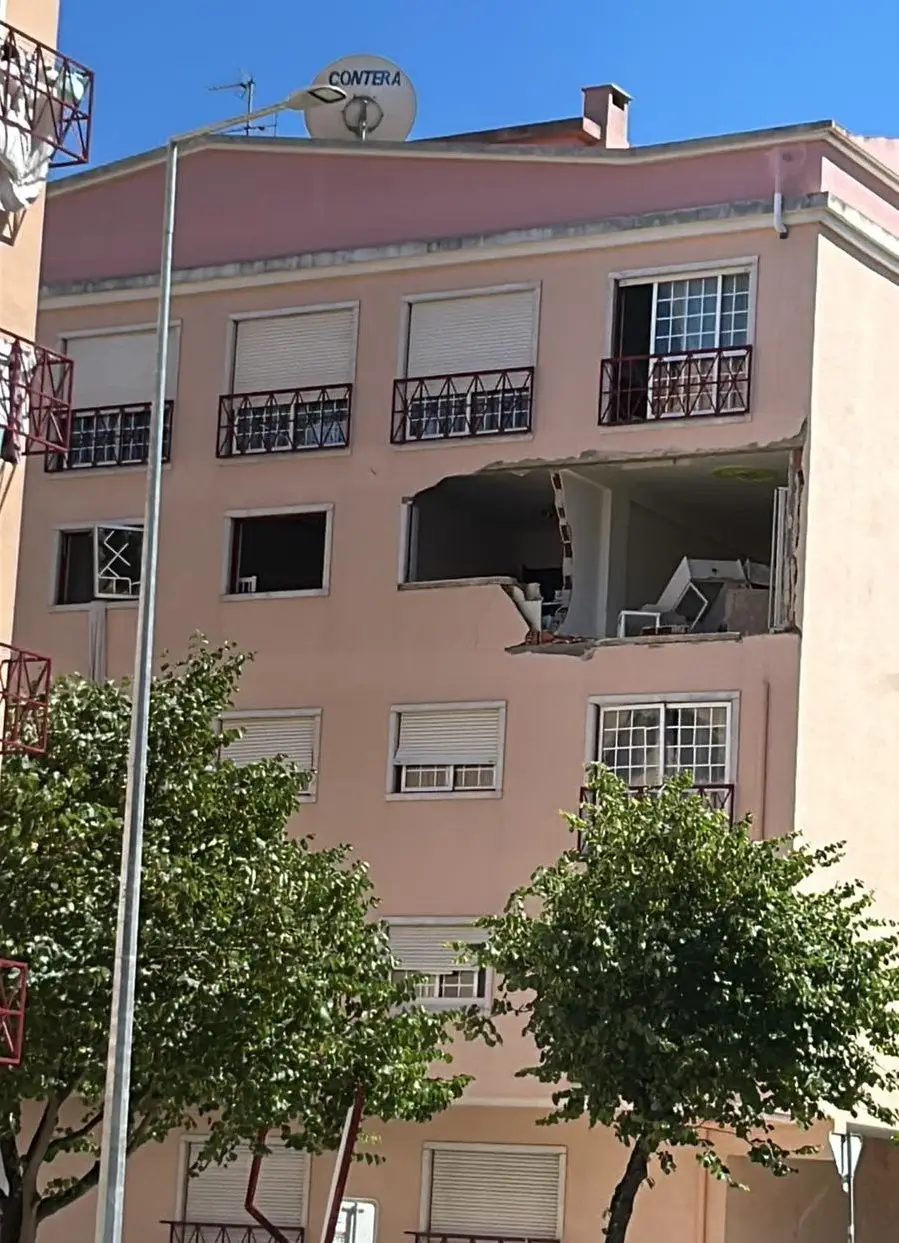 Explosão em prédio em obras na freguesia de Rio de Mouro, há feridos ...