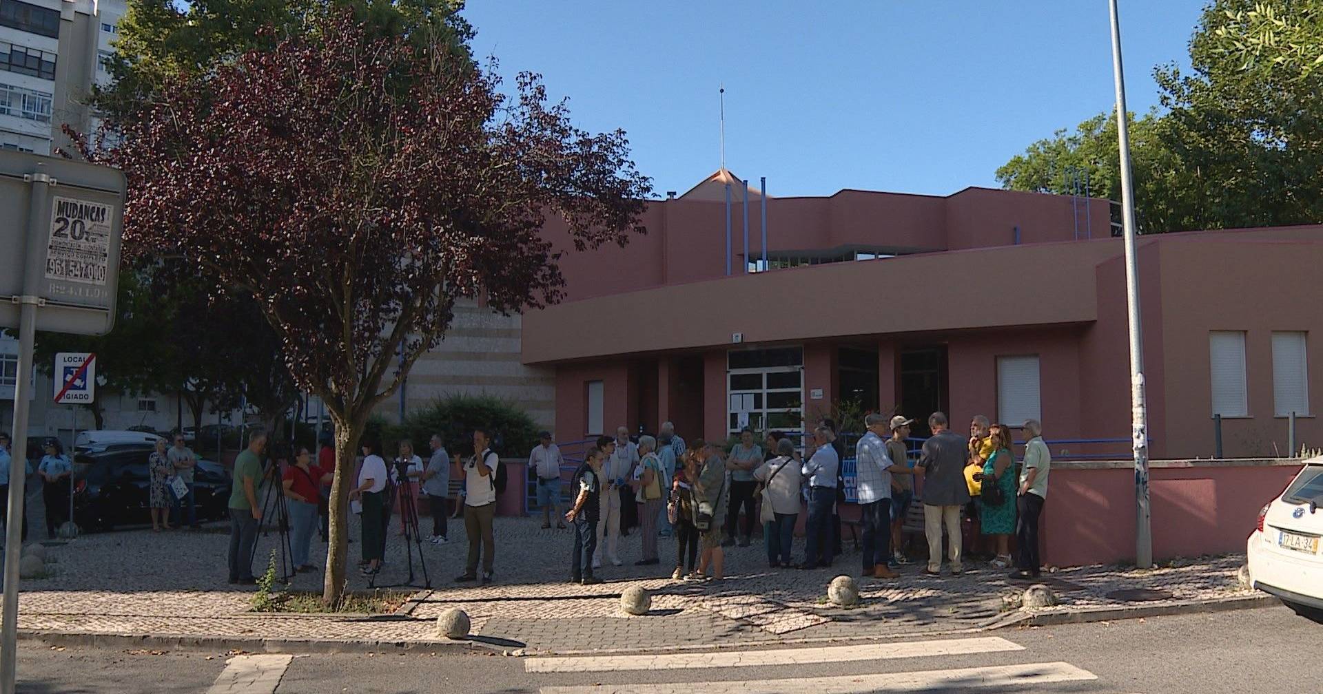 Utentes à porta do centro de saúde da Brandoa para exigir melhores ...