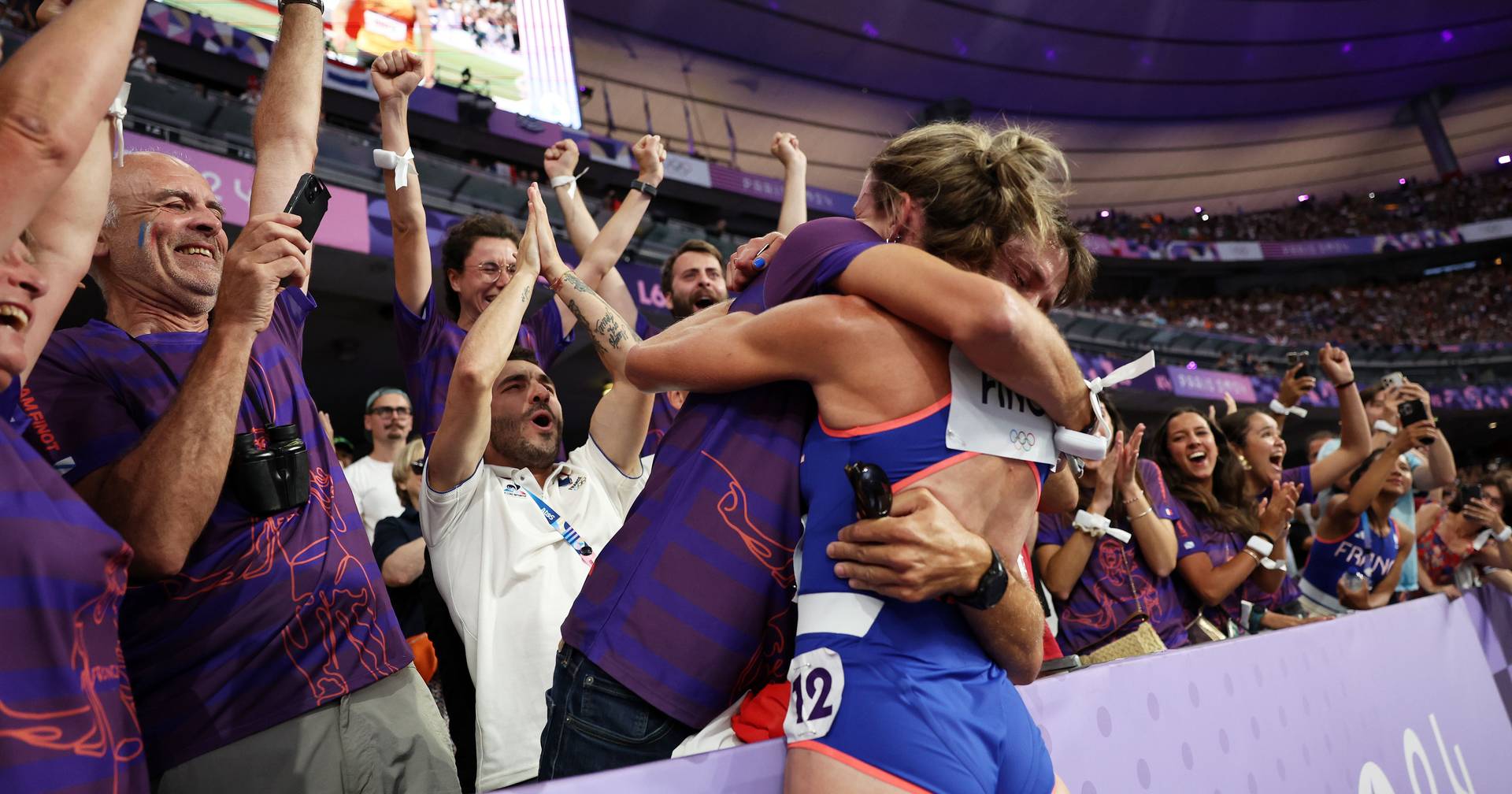 "O amor está em Paris": Atleta francesa bate recorde europeu e para ...