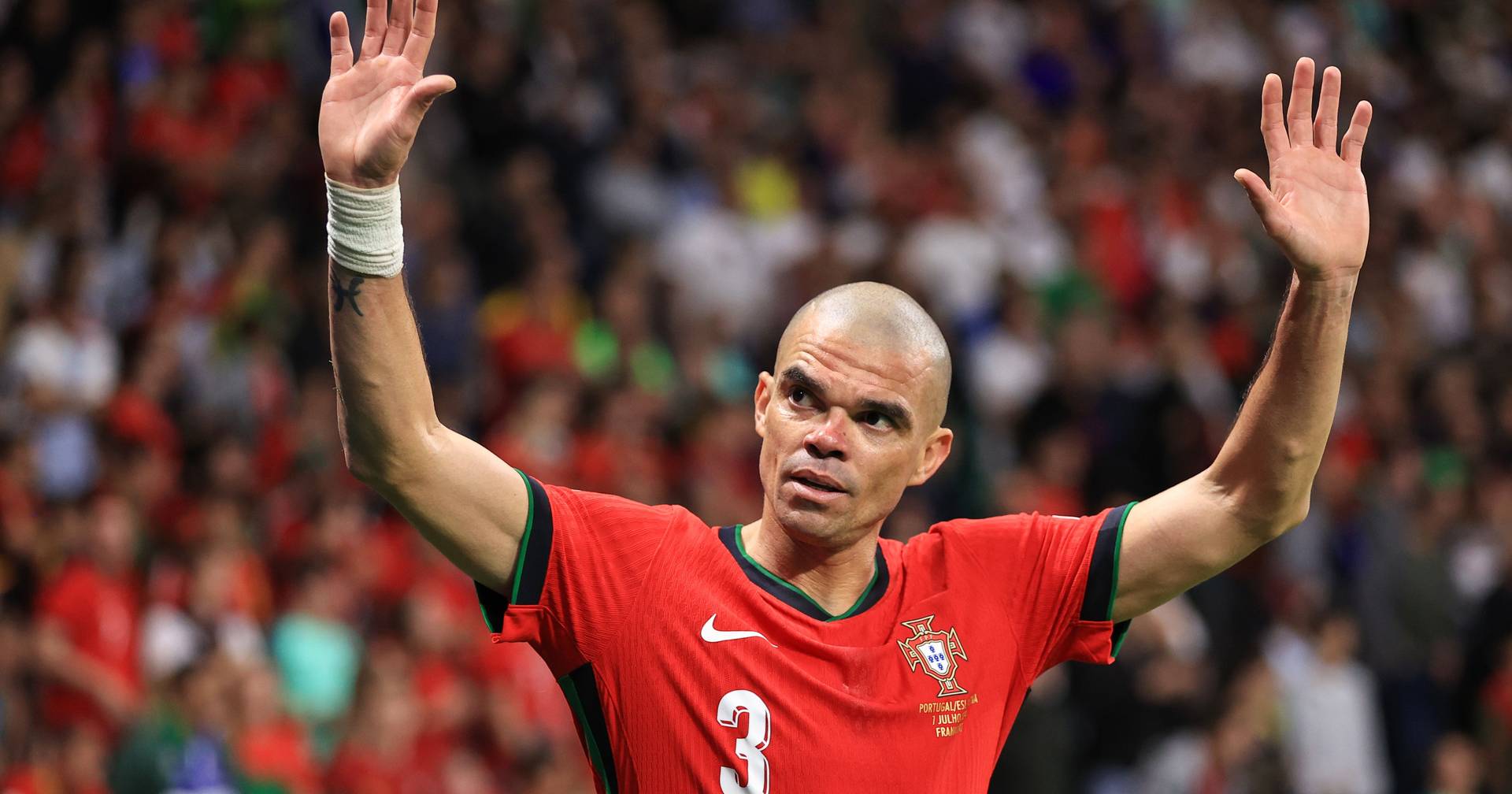 O adeus de um gigante: Pepe anuncia fim da carreira aos 41 anos - SIC ...