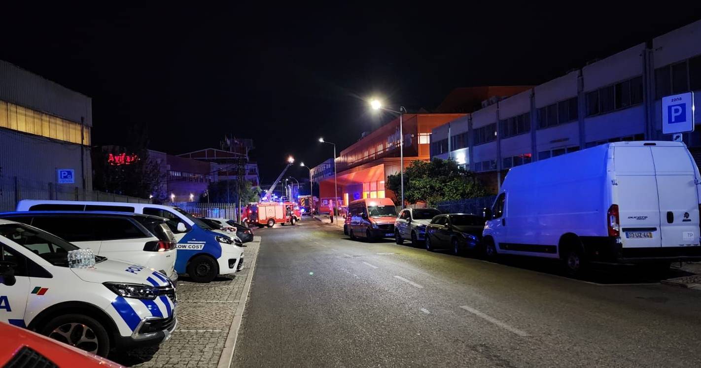 Fogo no Prior Velho é "complexo", admite bombeiro - SIC Notícias