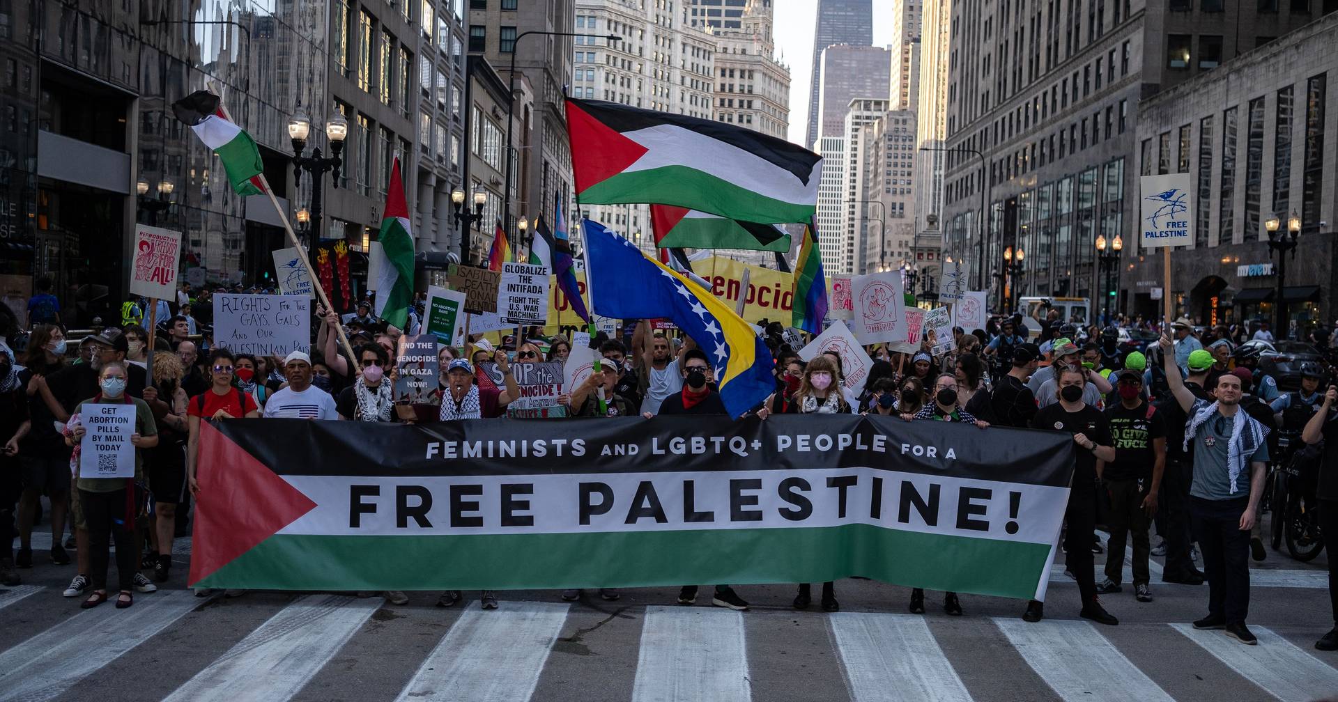 Manifestantes furam segurança perto da Convenção Nacional Democrata ...