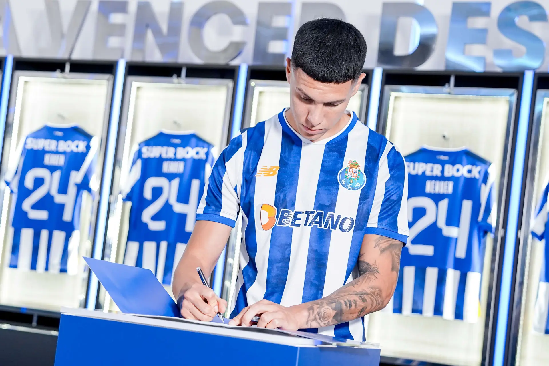 Oficial: FC Porto anuncia Nehuén Pérez para reforçar defesa - SIC Notícias