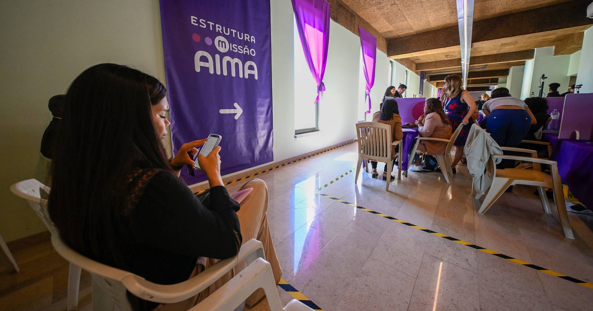 15 minutos: a confusão e desespero à porta da AIMA e o aumento da ...