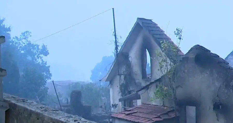 Bastou 15 minutos para o fogo destruir completamente uma casa em ...