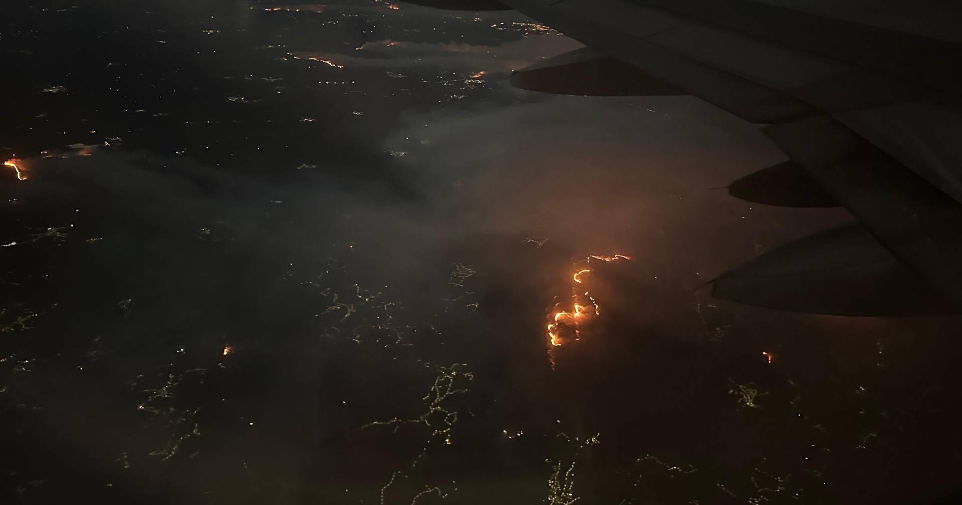 Imagens captadas a partir de um avião mostram incêndios na zona de ...