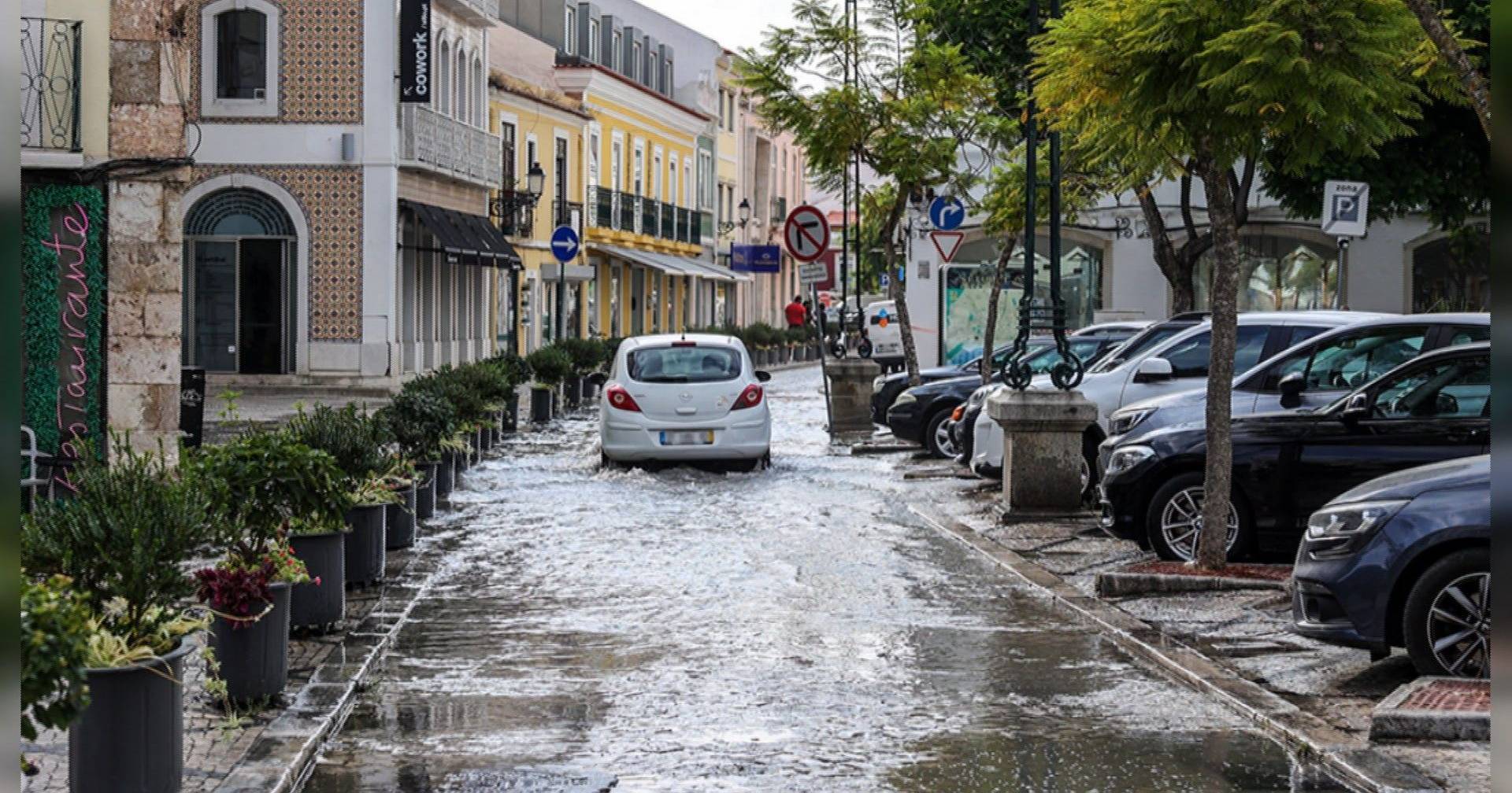 Subida da maré causa inundações em Setúbal - SIC Notícias