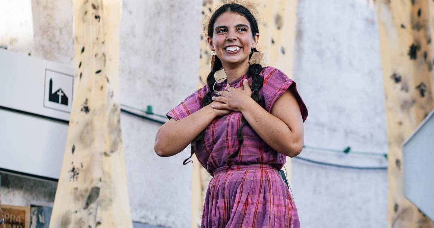 A "nova tradição" de Ana Lua Caiano: quem é a jovem artista nomeada ...