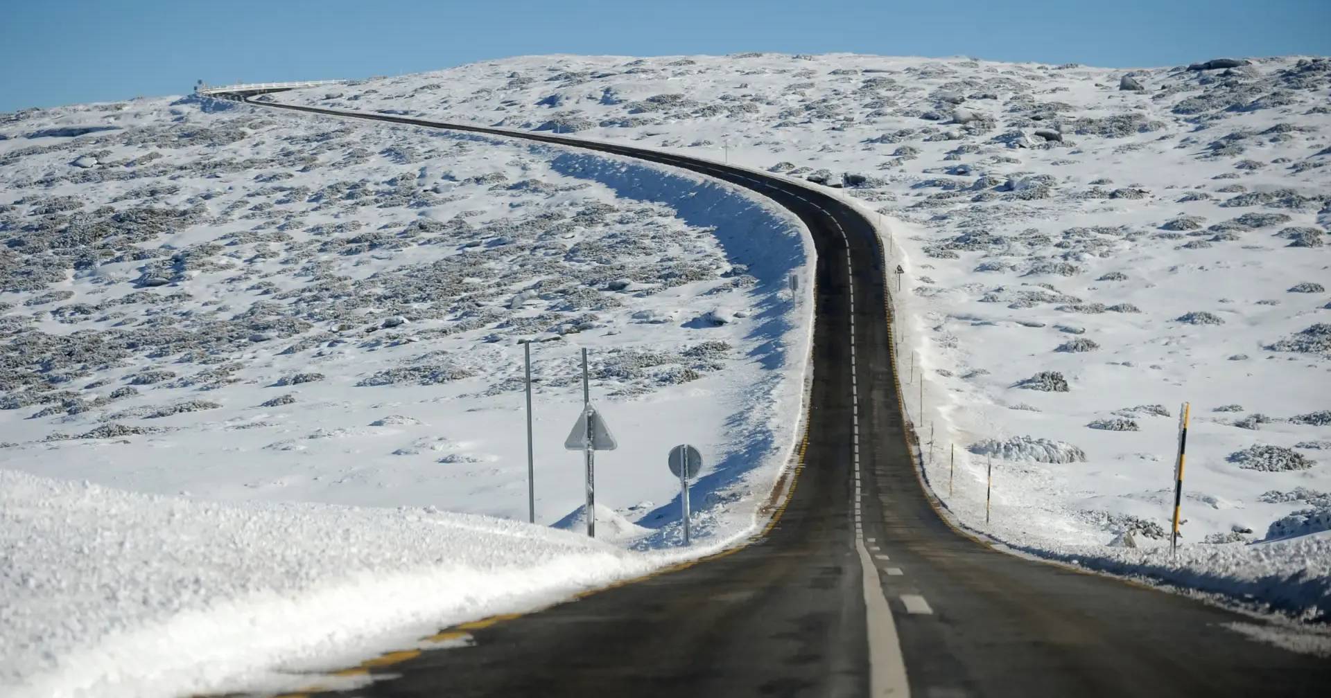 Noite gélida não trouxe mais neve à Serra da Estrela, estradas estão ...