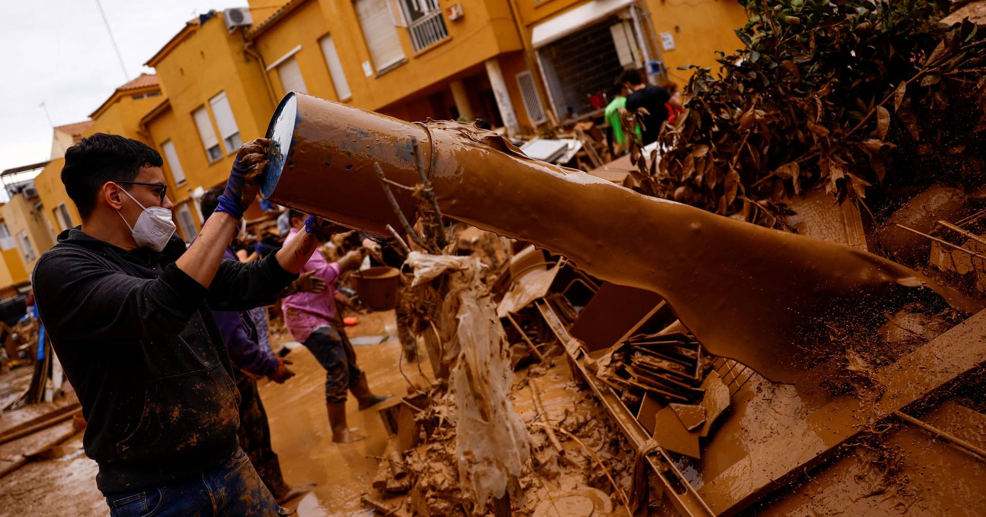 De todas as partes do globo: milhares de voluntários ajudam população ...
