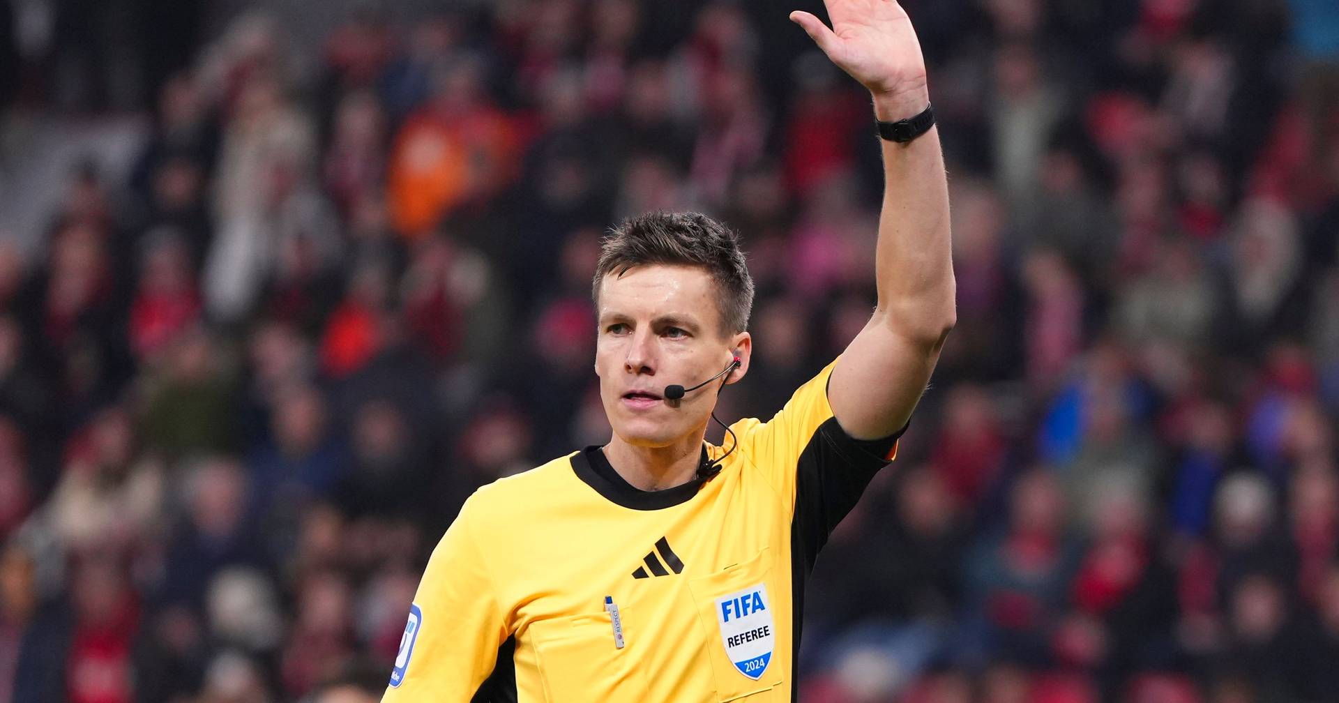 Alemão Daniel Siebert arbitra visita do Benfica ao Fenerbahçe - SIC ...