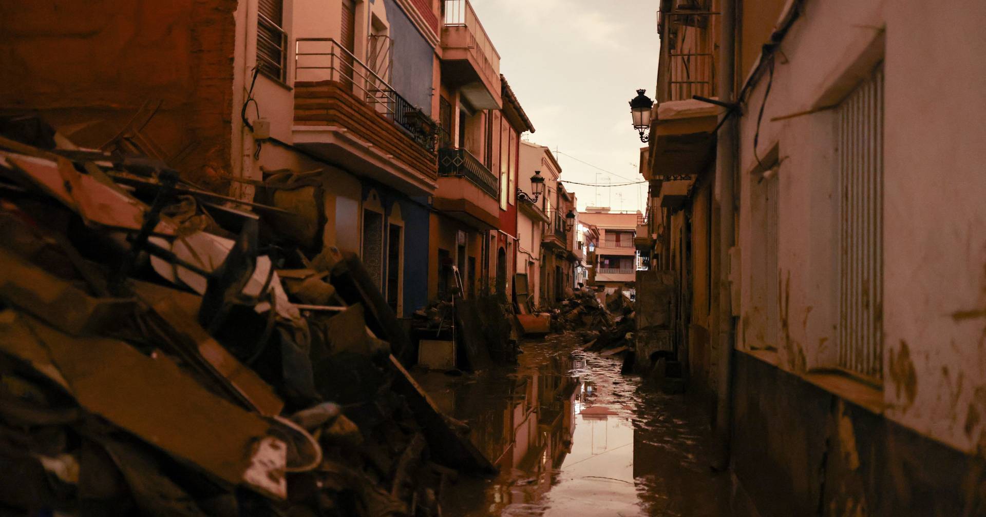 Valência volta a viver noite de chuva torrencial: população segue em ...