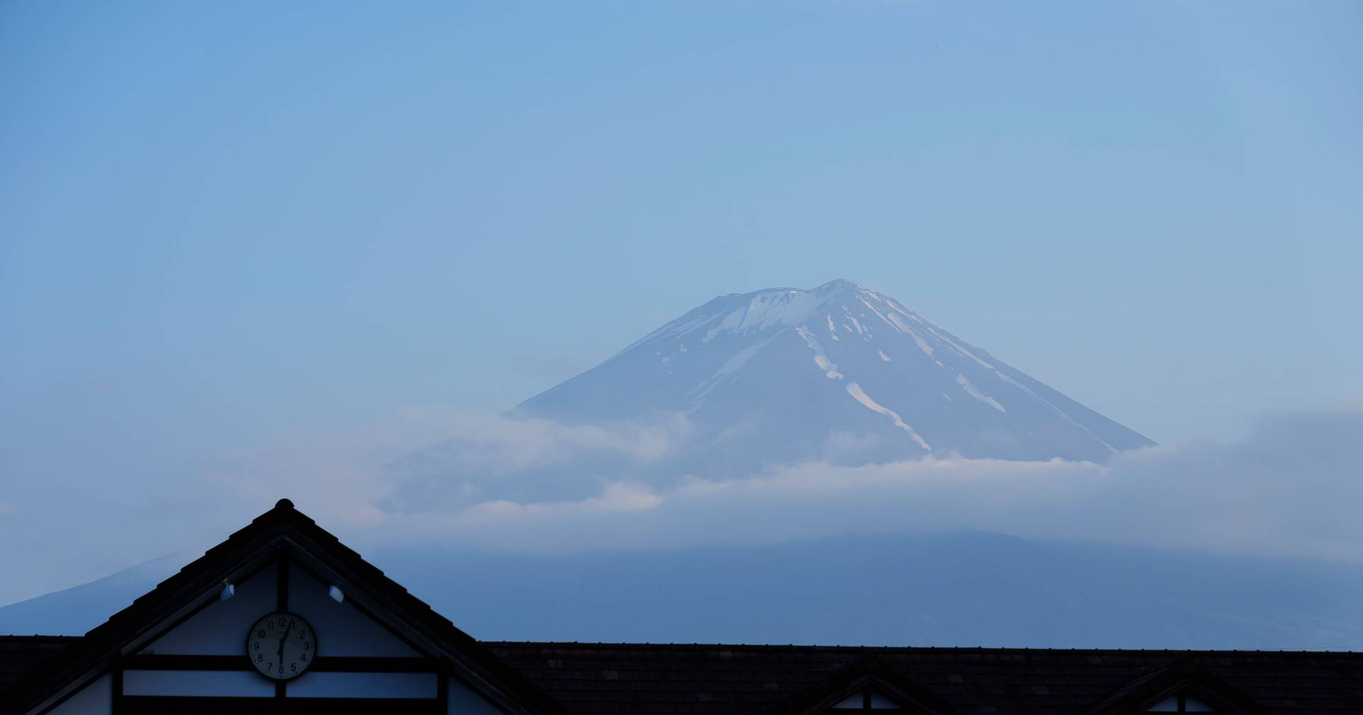 Monte Fuji regista primeira queda de neve mais tardia em 130 anos - SIC ...