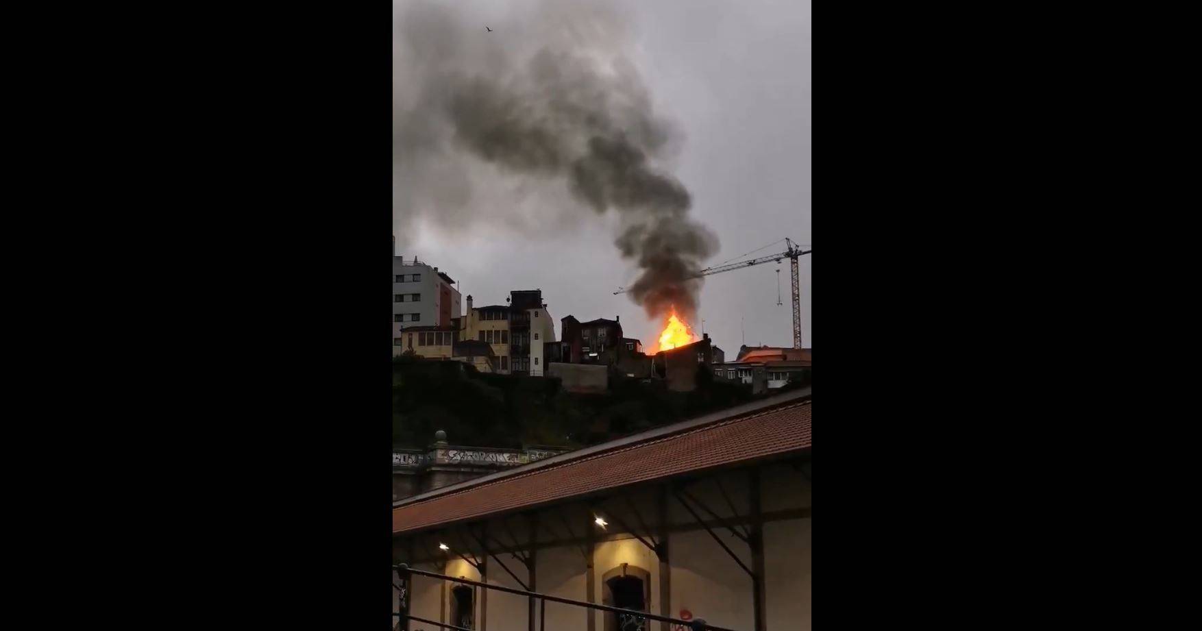 Incêndio consome pensão no centro histórico do Porto - SIC Notícias