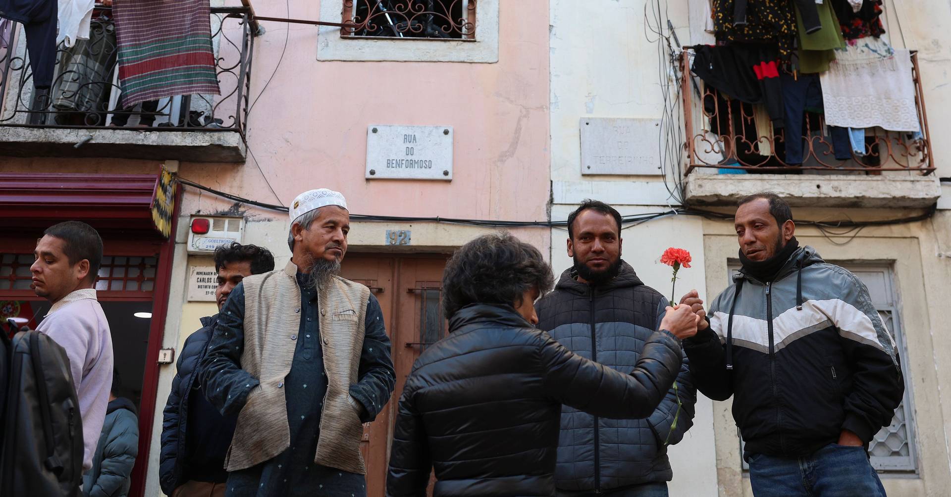 Martim Moniz: mais de 100 pessoas em ação de solidariedade com ...