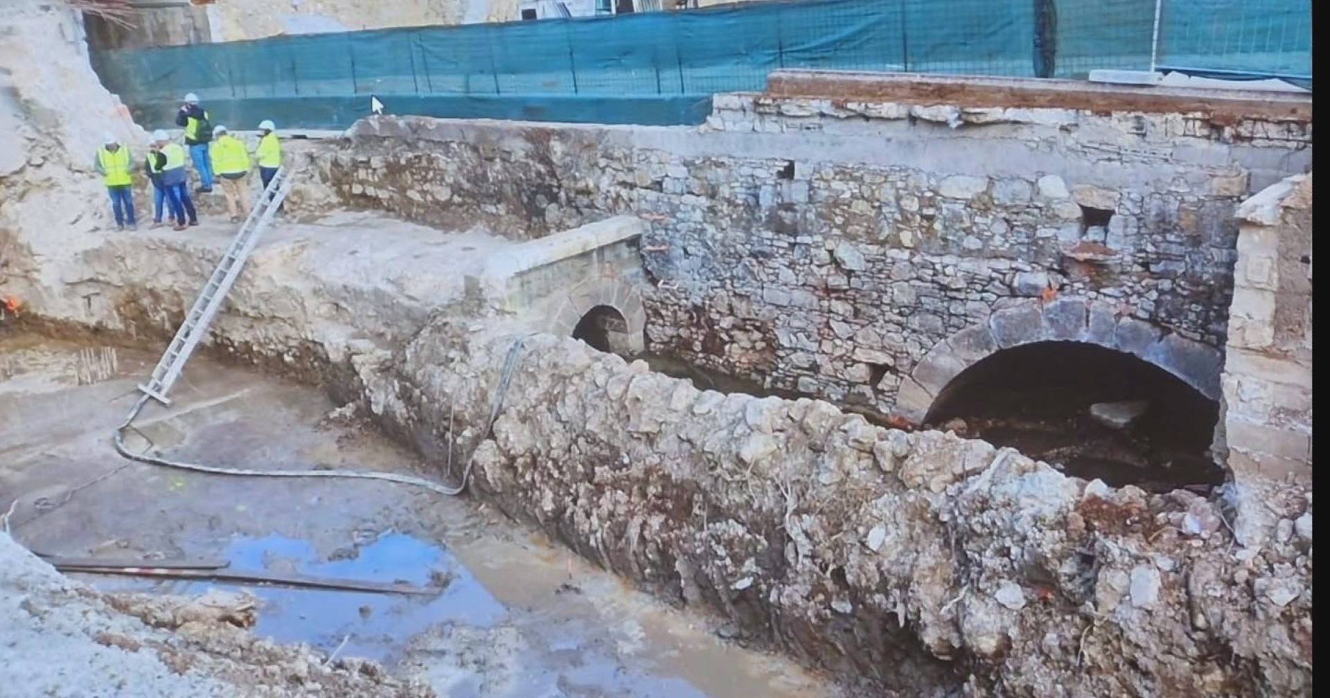 Descoberta de ponte medieval em Coimbra pode atrasar obras do Metrobus ...