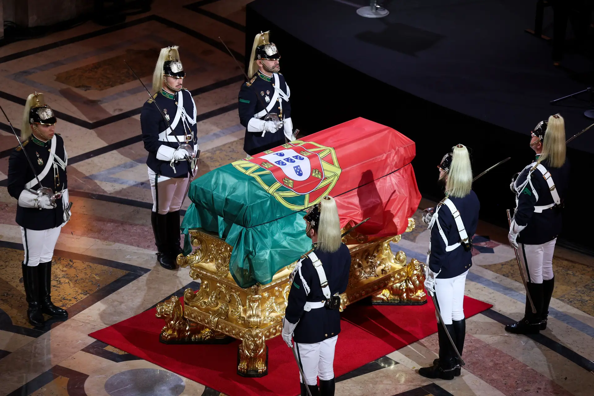 Eça sepultado no Panteão, o “lugar dos imortais” - SIC Notícias