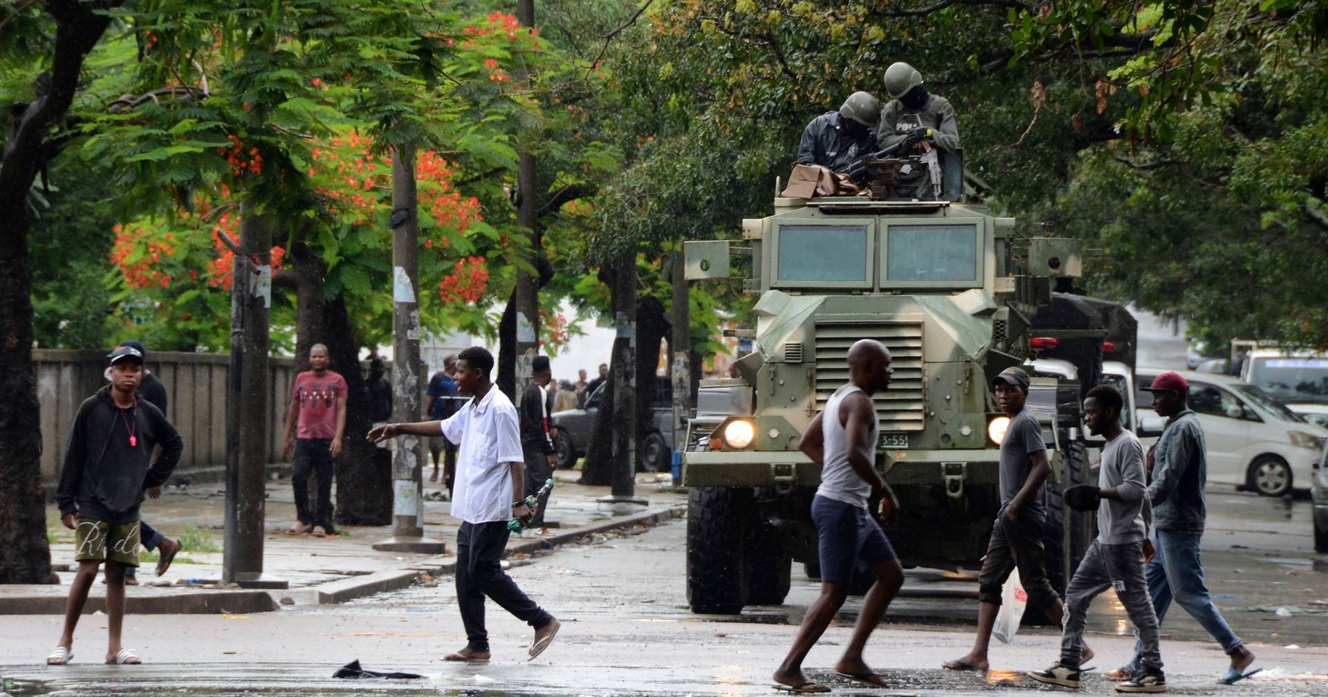 Forte aparato policial em Maputo no dia da tomada de posse de Daniel ...