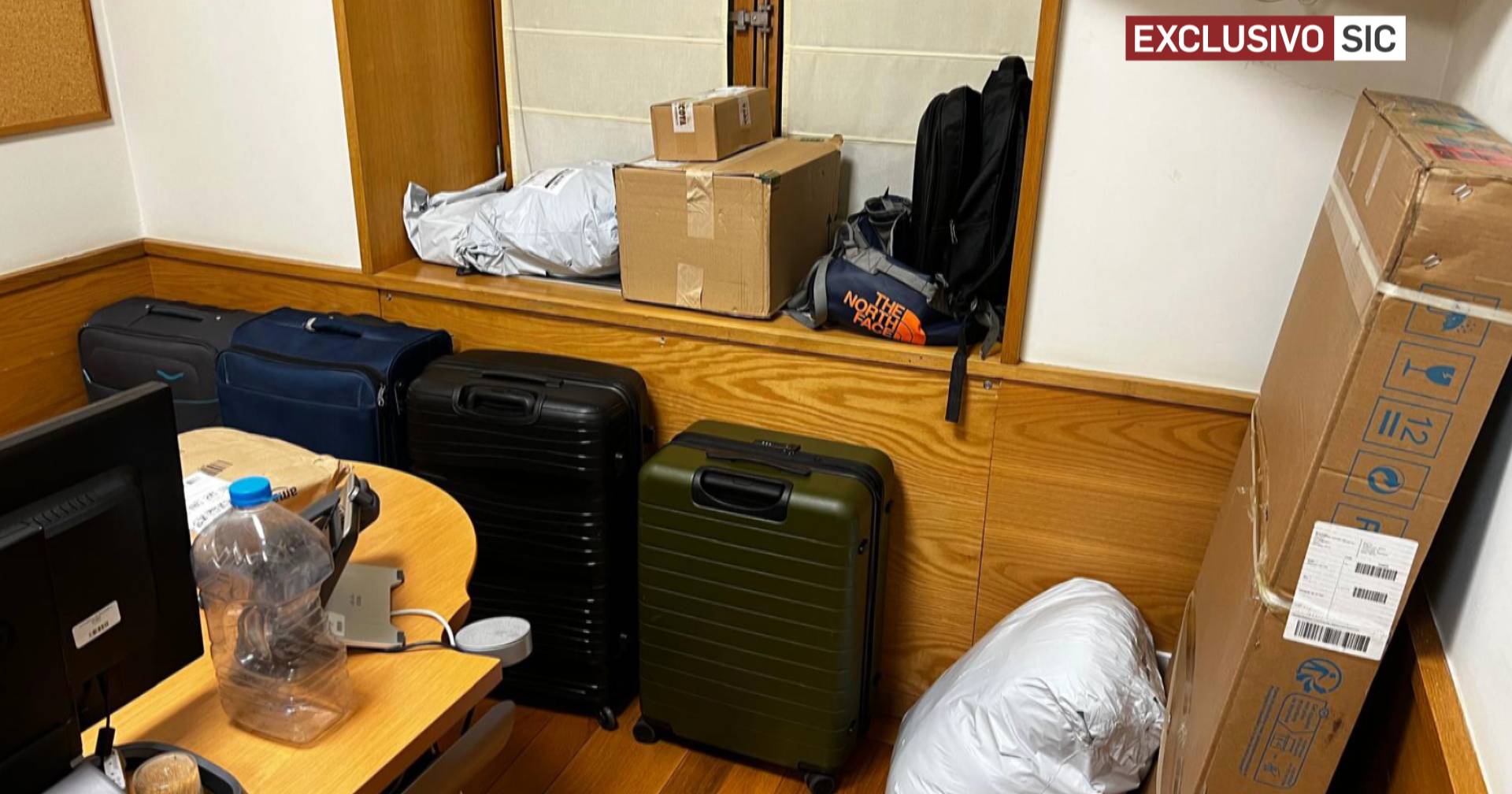 A primeira foto das malas no gabinete do deputado Miguel Arruda - SIC ...