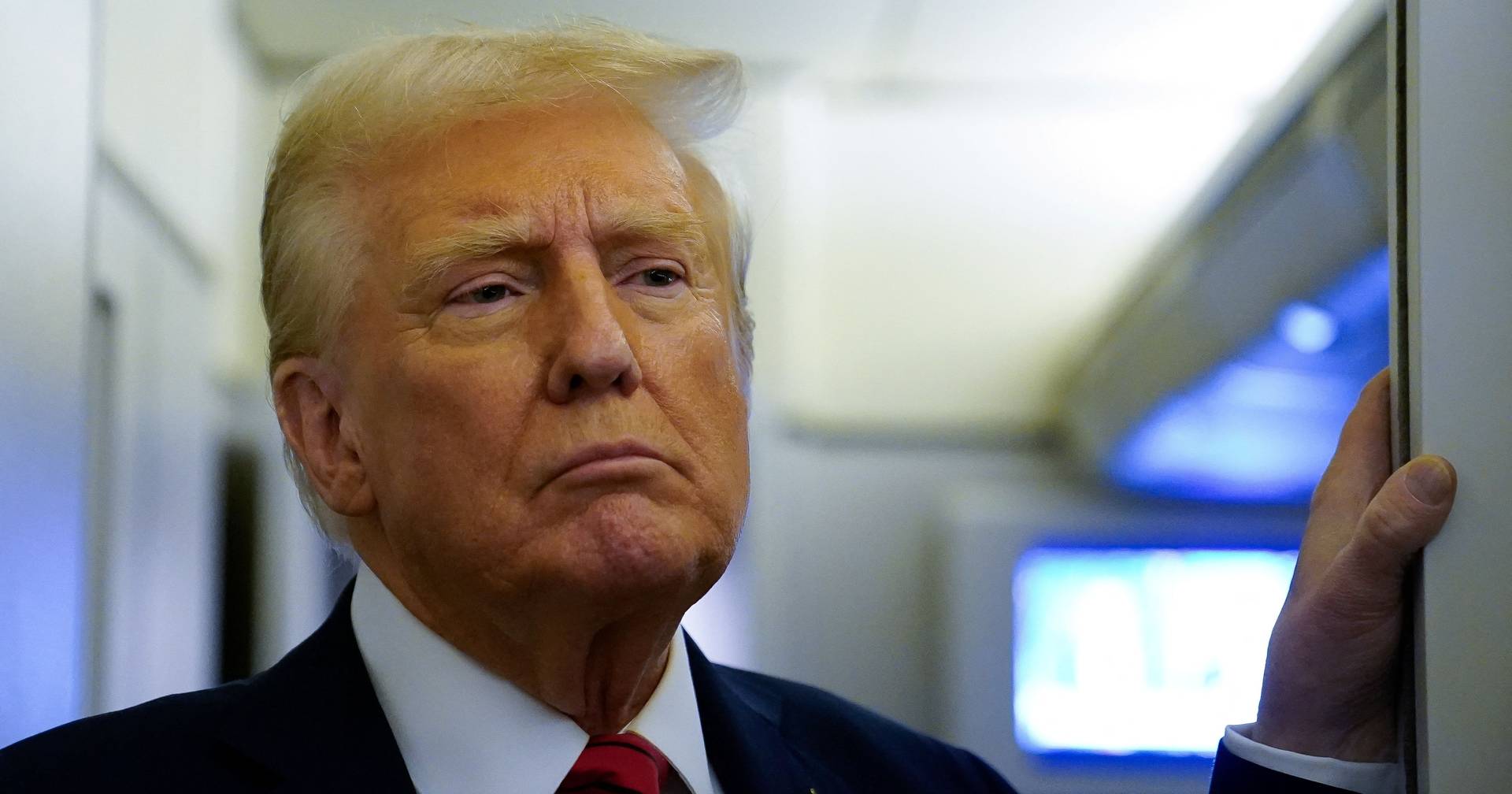 Trump assina decreto polémico e admite concorrer a terceiro mandato ...