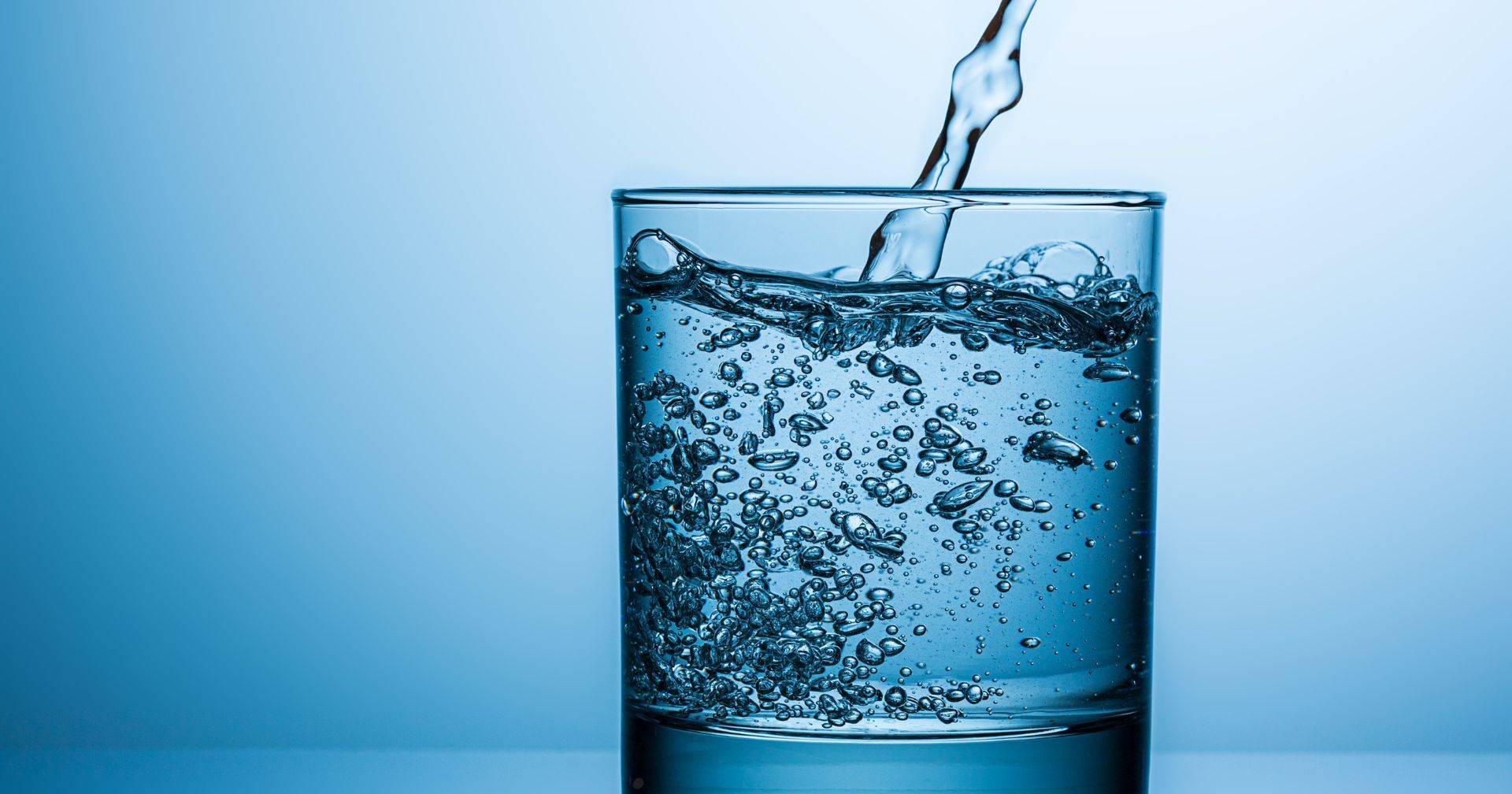 Água com gás pode ajudar a perder peso? Há um novo estudo que aponta ...