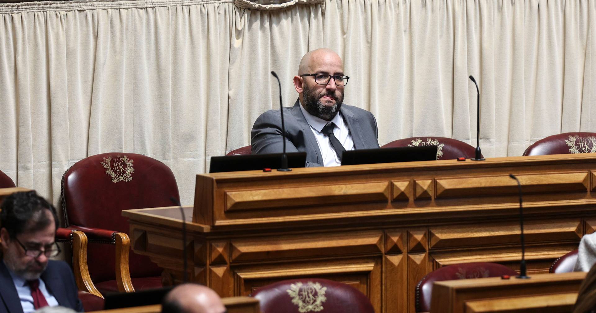 10 minutos: o regresso de Miguel Arruda ao Parlamento e Marques Mendes ...