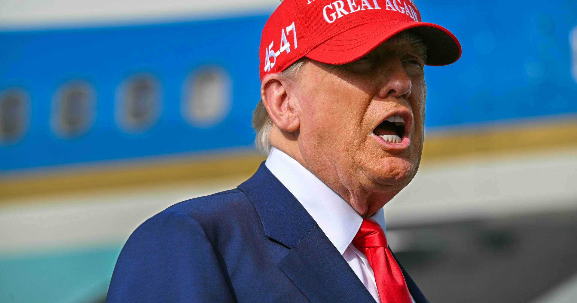 Trump compara-se a Napoleão: "Aquele que salva o país não viola nenhuma ...