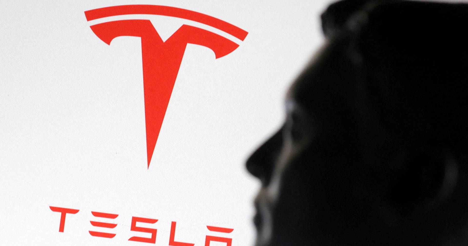 Portugueses compram cada vez mais carros elétricos e híbridos, Tesla ...