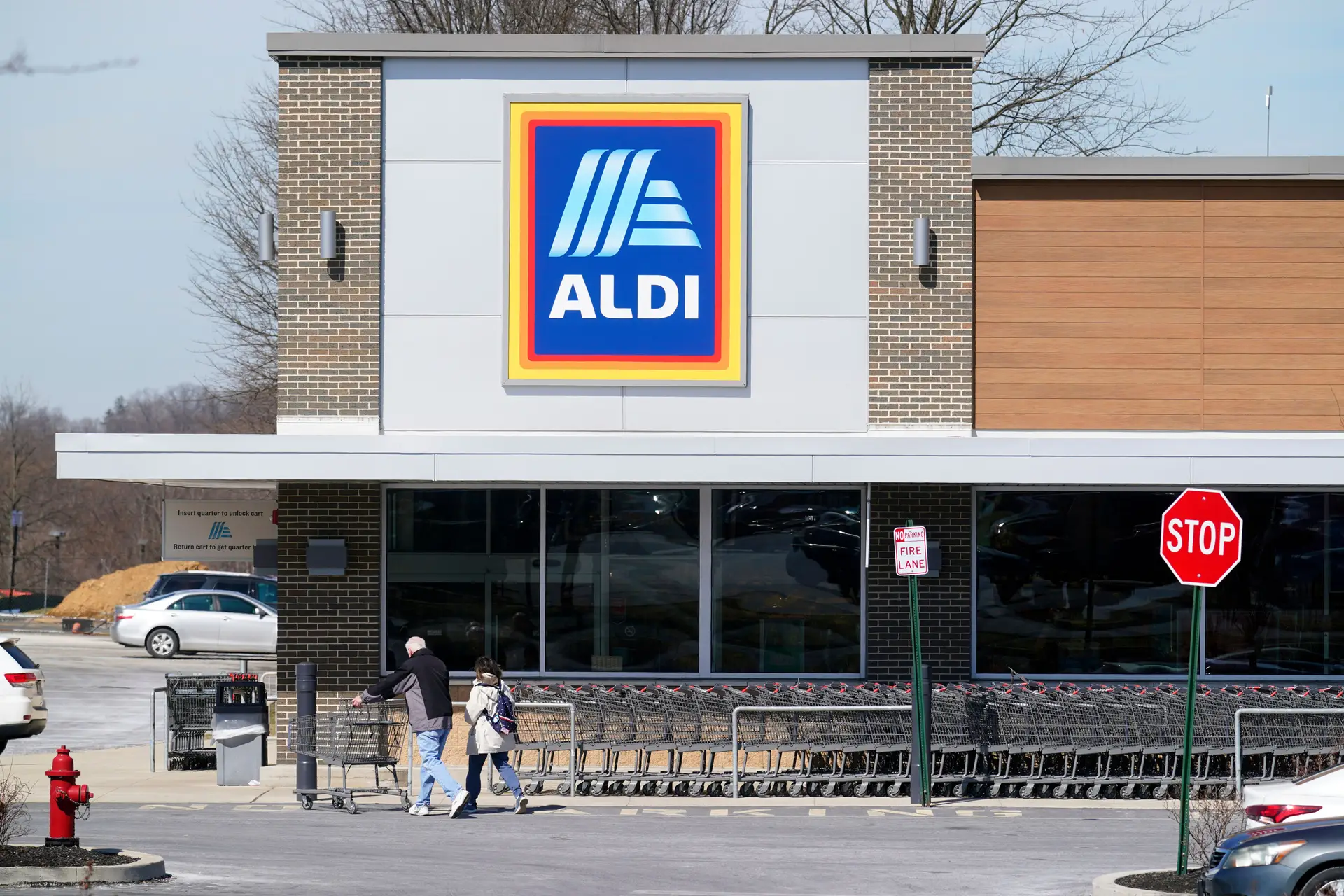 Pagar 12 euros só para entrar no supermercado? Aldi faz teste-piloto em ...