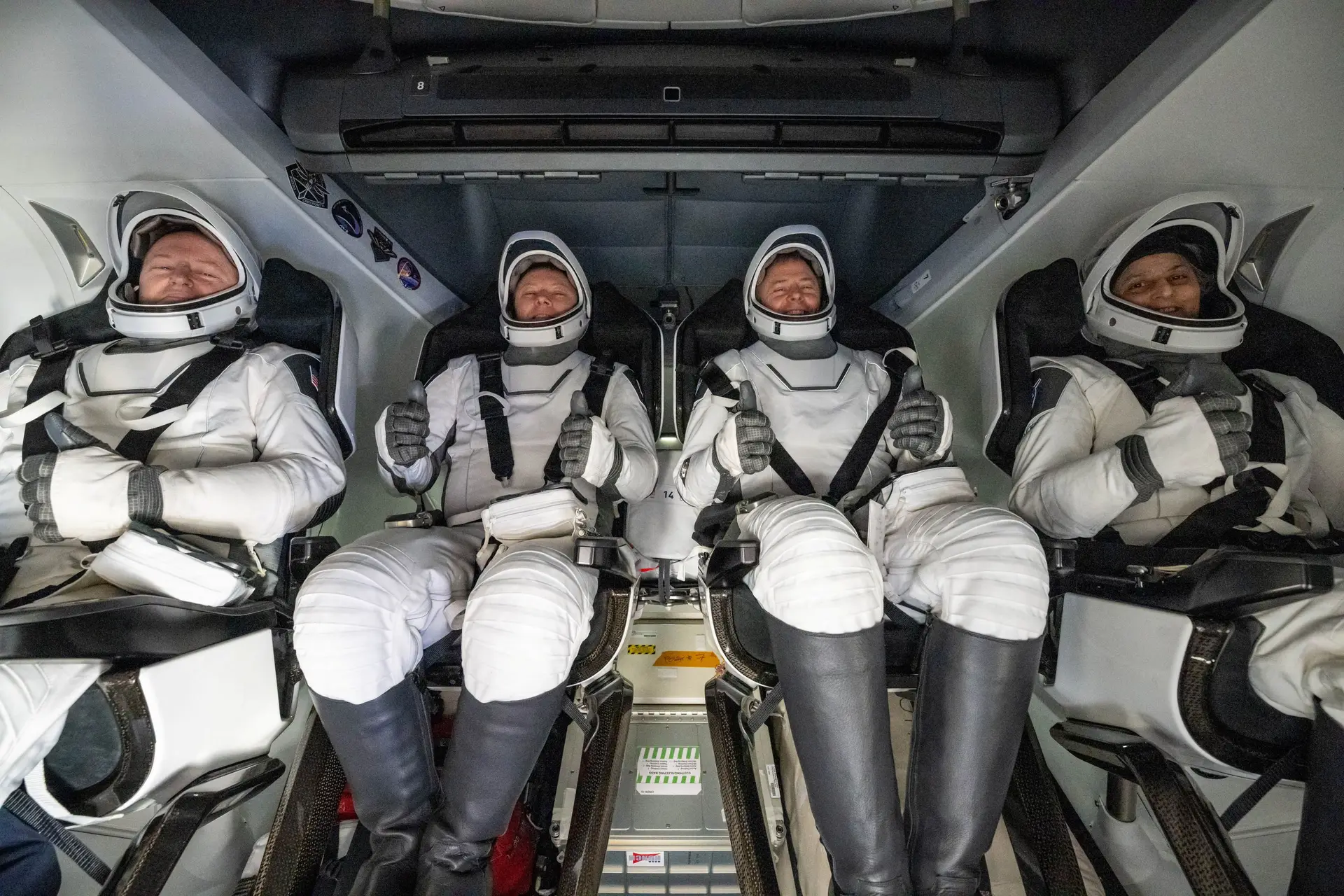 Astronautas da NASA regressam ao planeta Terra depois de nove meses ...